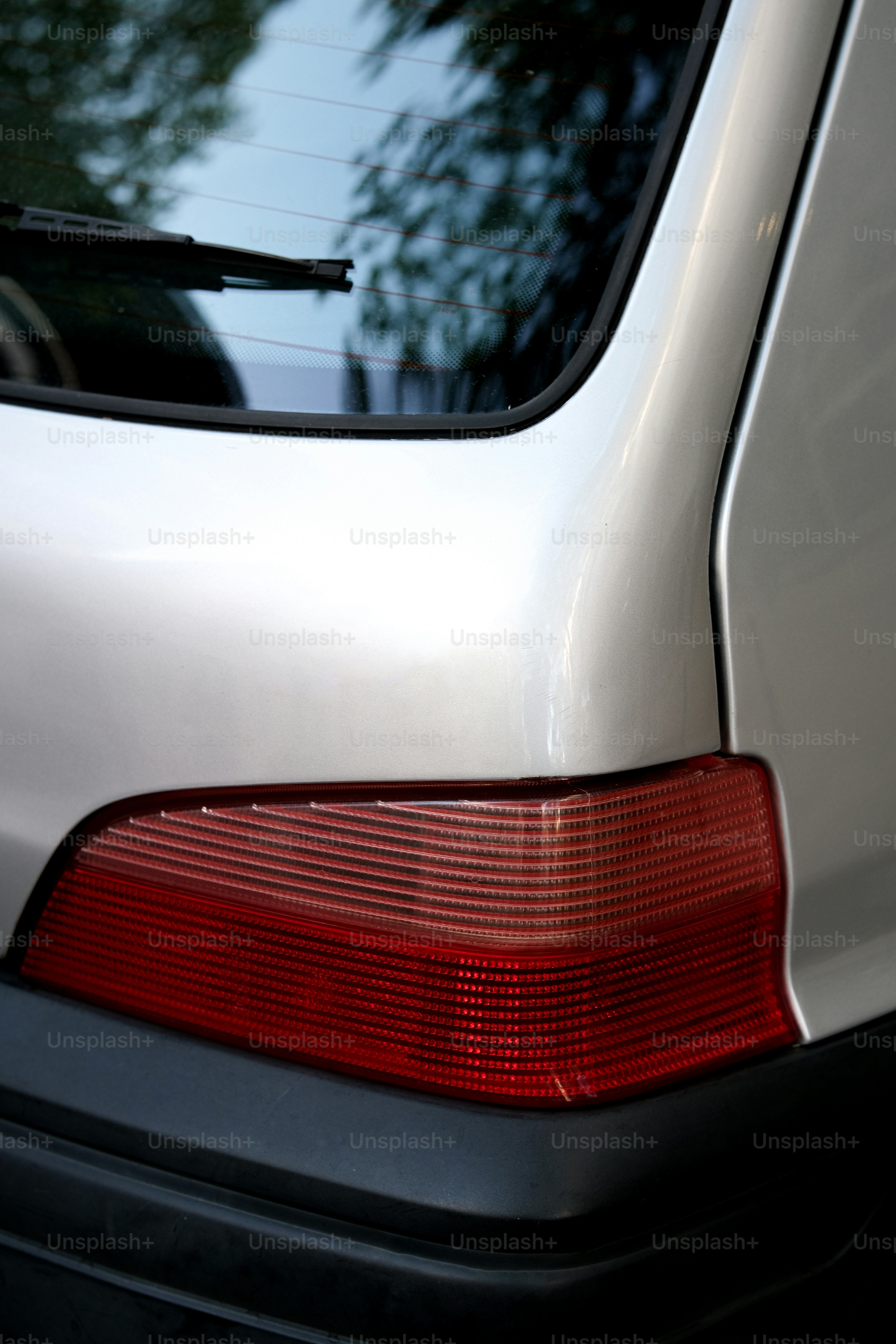 A close up of the tail light of a car photo – Car Image on Unsplash