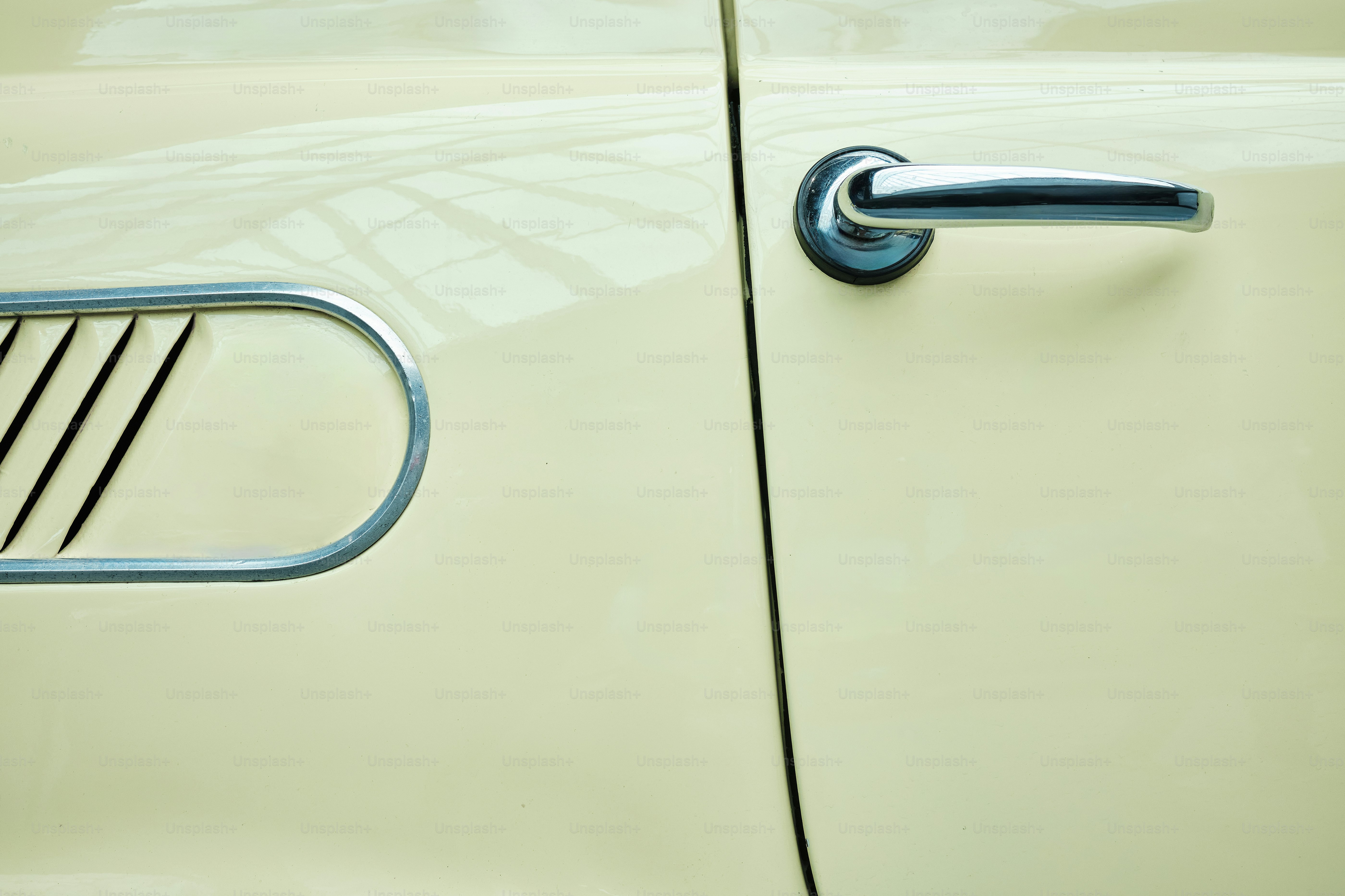 A close up of a door handle on a car photo – Car Image on Unsplash