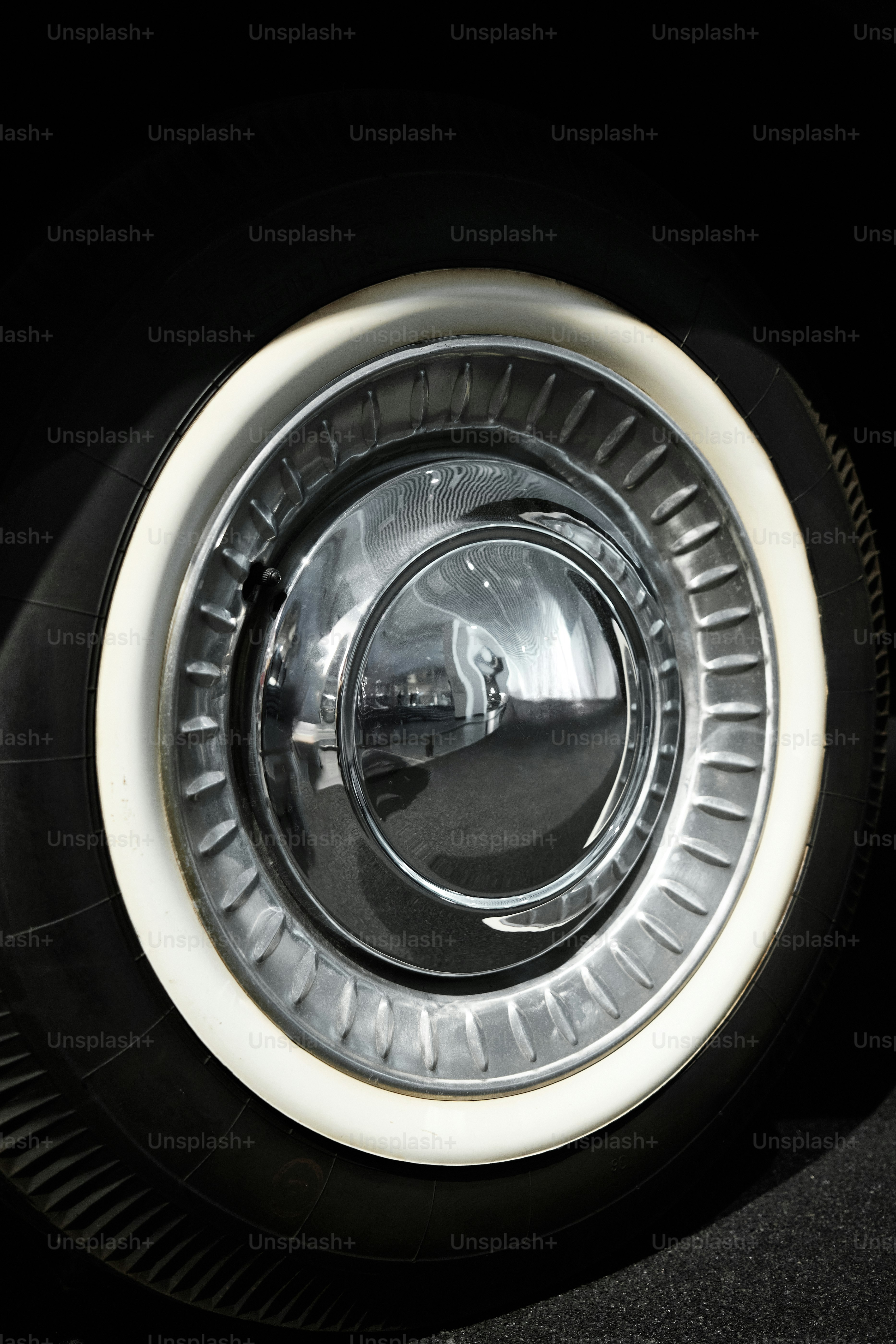 Foto Un primer plano de un neumático en un vehículo – Coche Imagen en ...