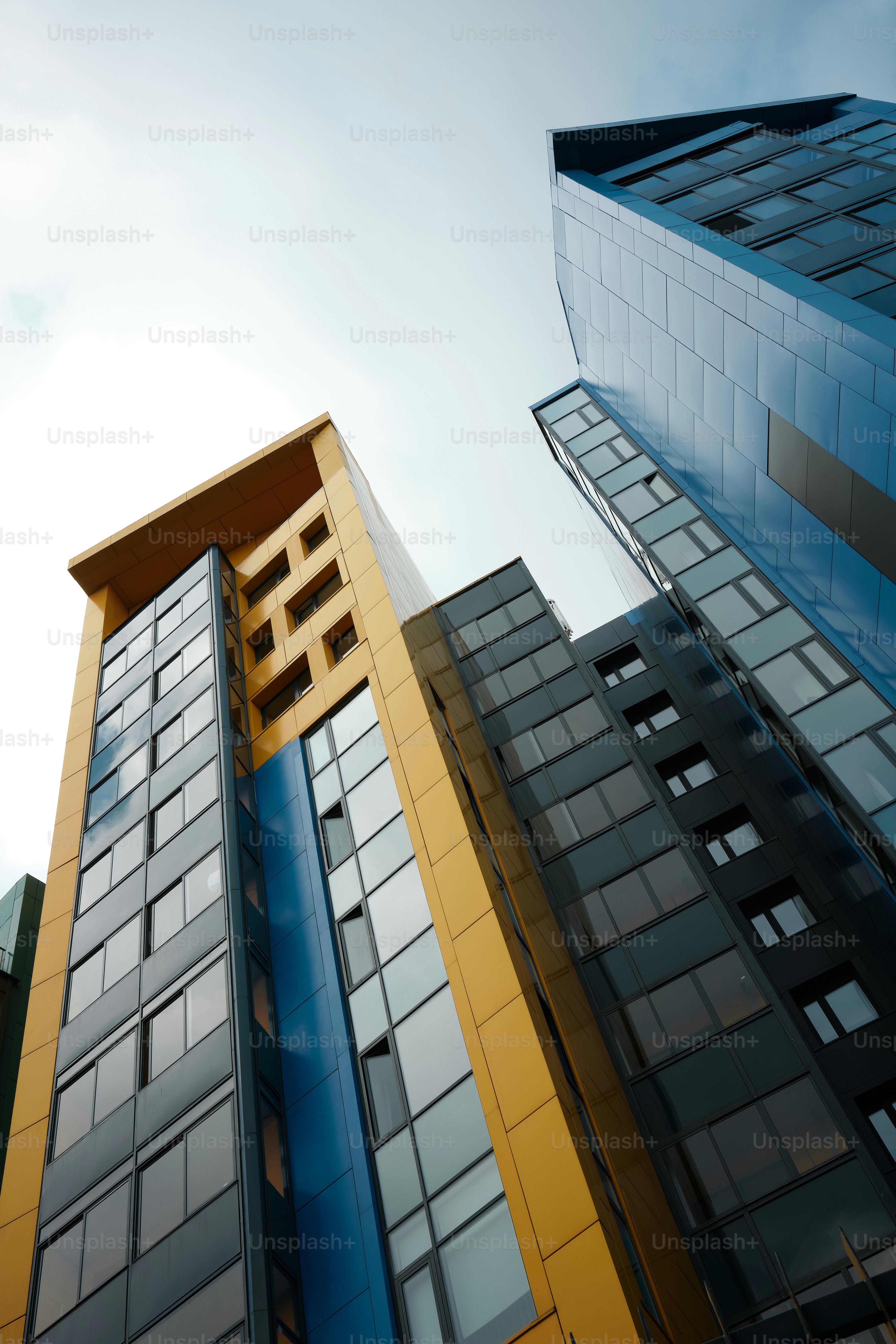 A view of a tall building from the ground photo – Facade Image on Unsplash