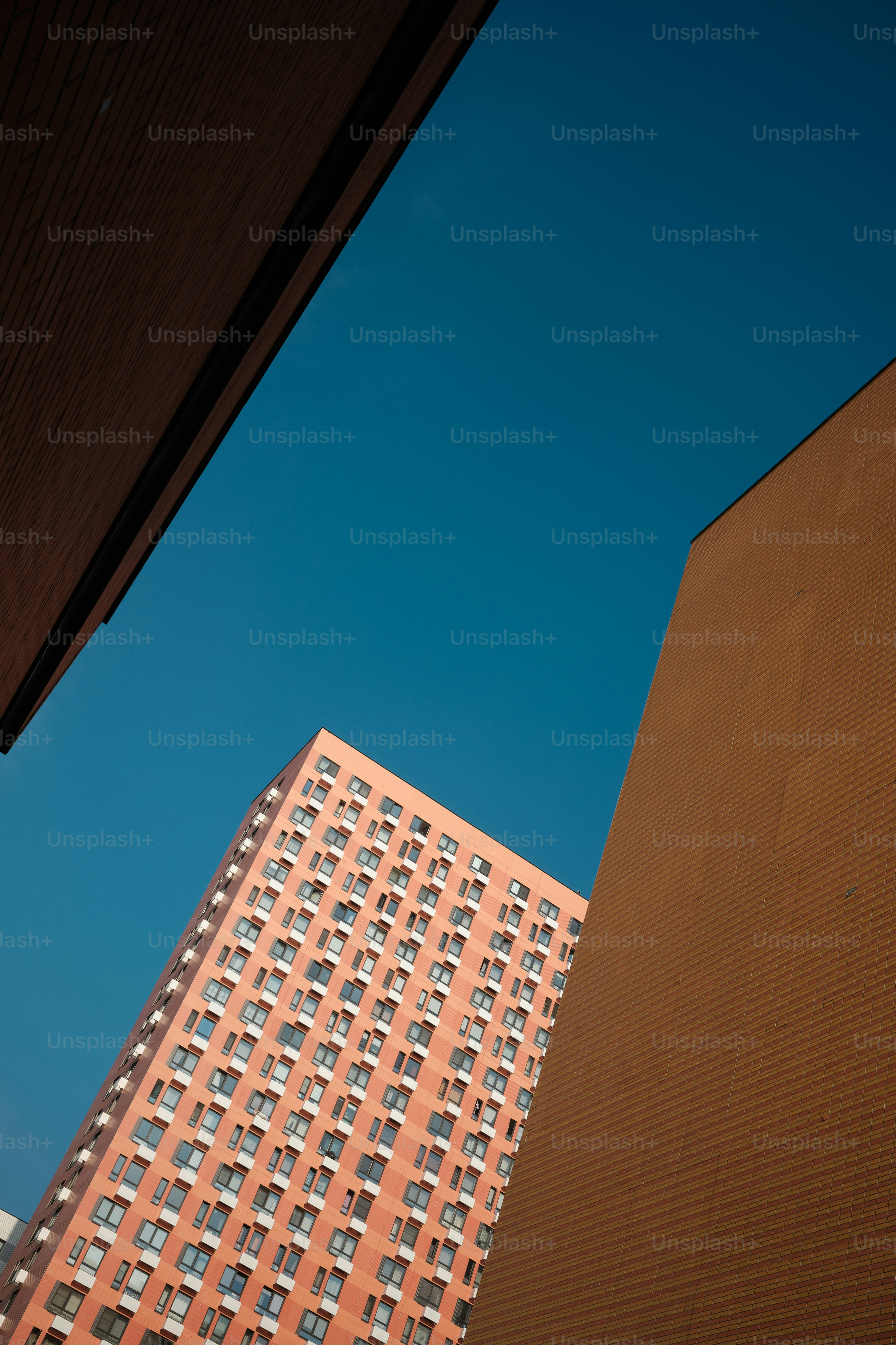 A view of a tall building from the ground photo – Facade Image on Unsplash