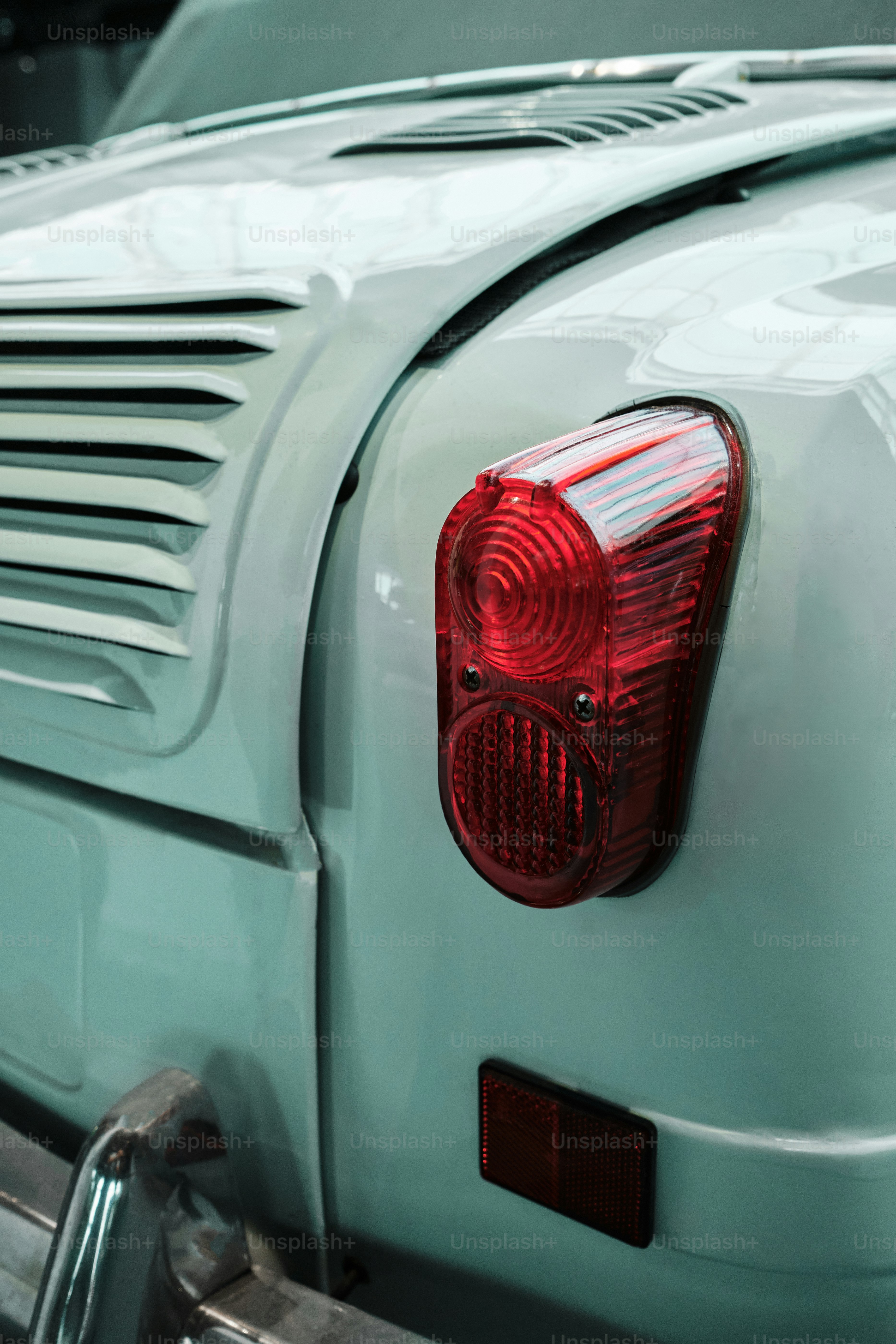 A close up of the tail light of a car photo – Automobile Image on Unsplash
