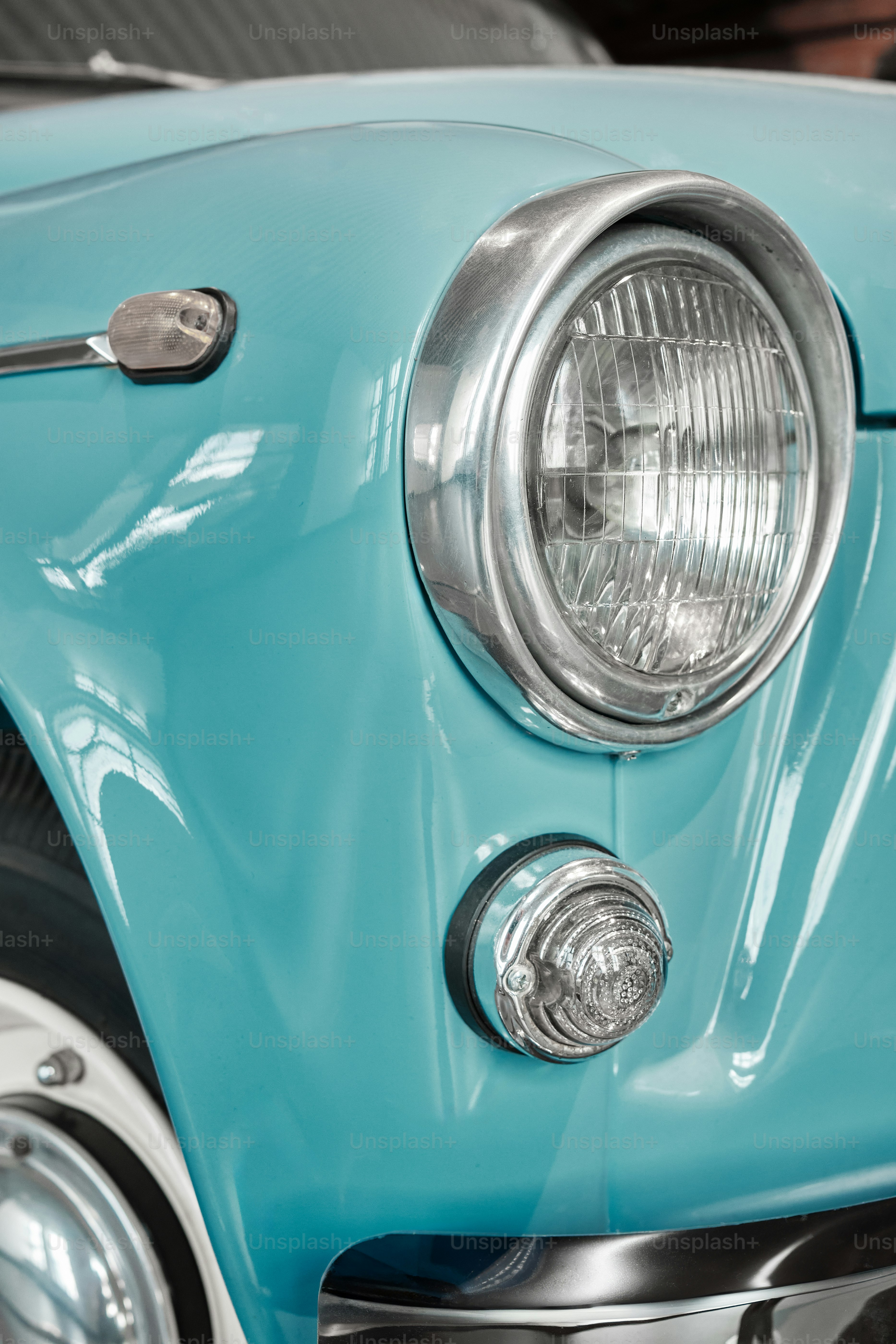 A close up of the front end of a blue car photo – Car Image on Unsplash