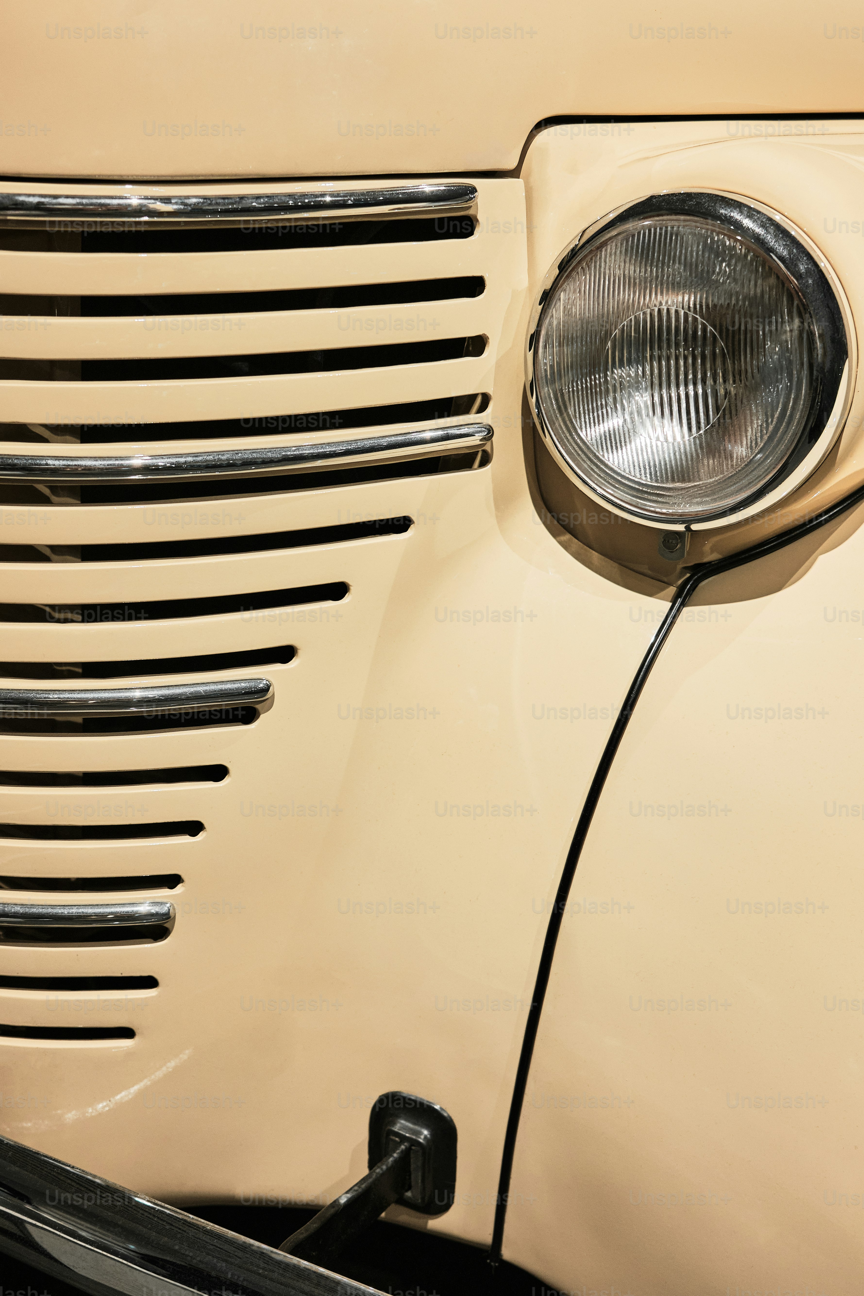 A close up of the front end of a classic car photo – Car Image on Unsplash