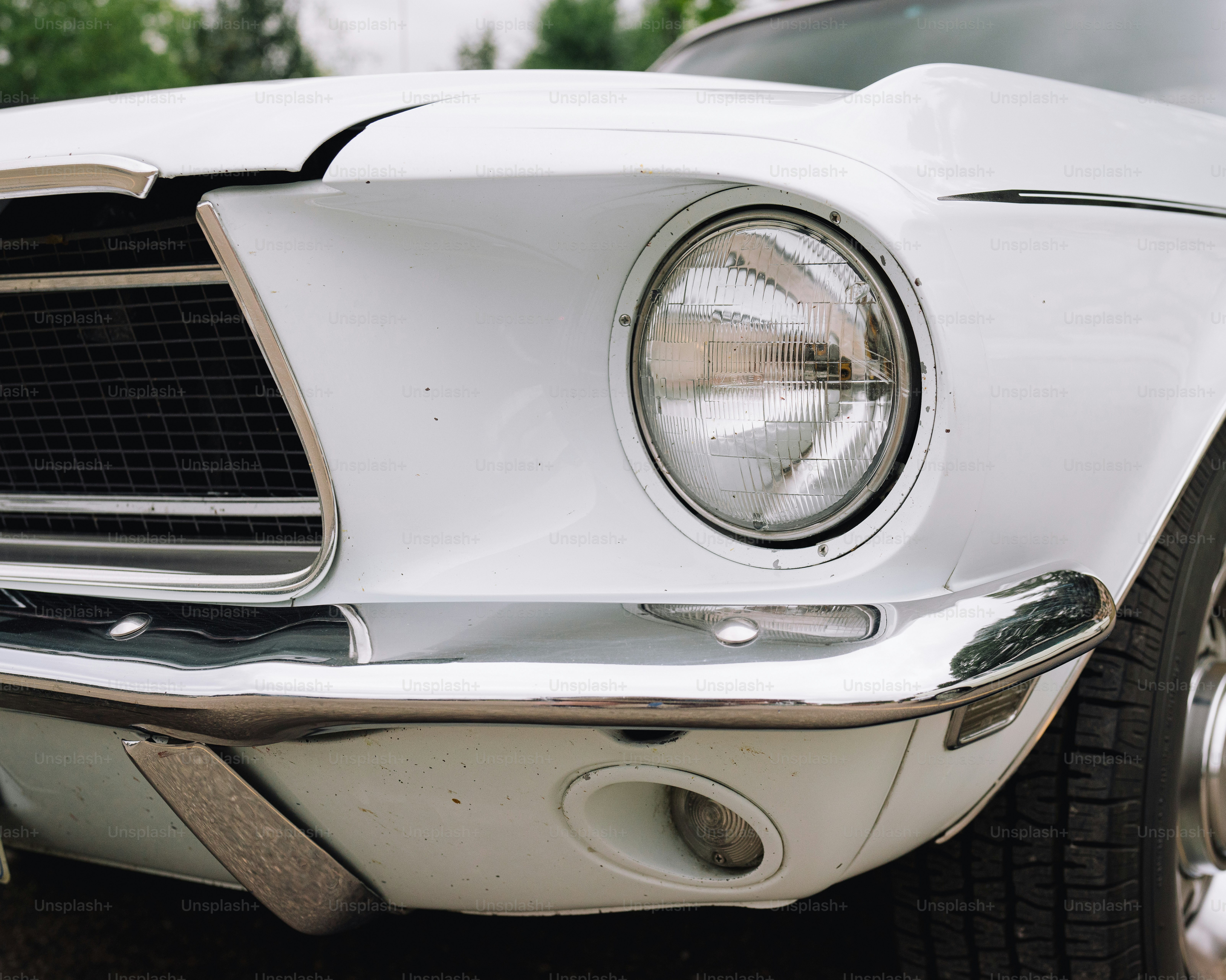 A close up of the front of a white mustang photo – Car Image on Unsplash