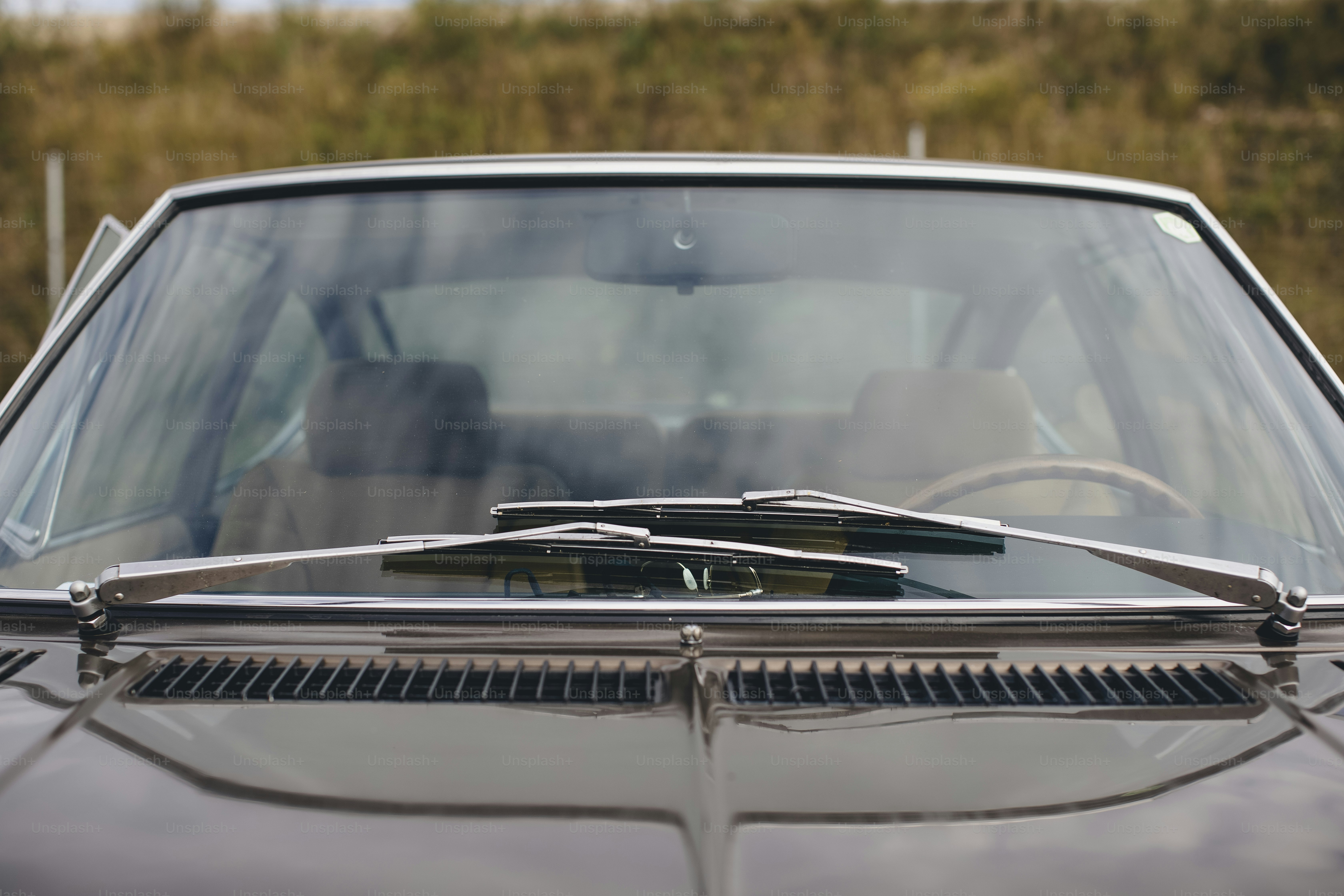 A close up of the windshield of a car photo – Car Image on Unsplash
