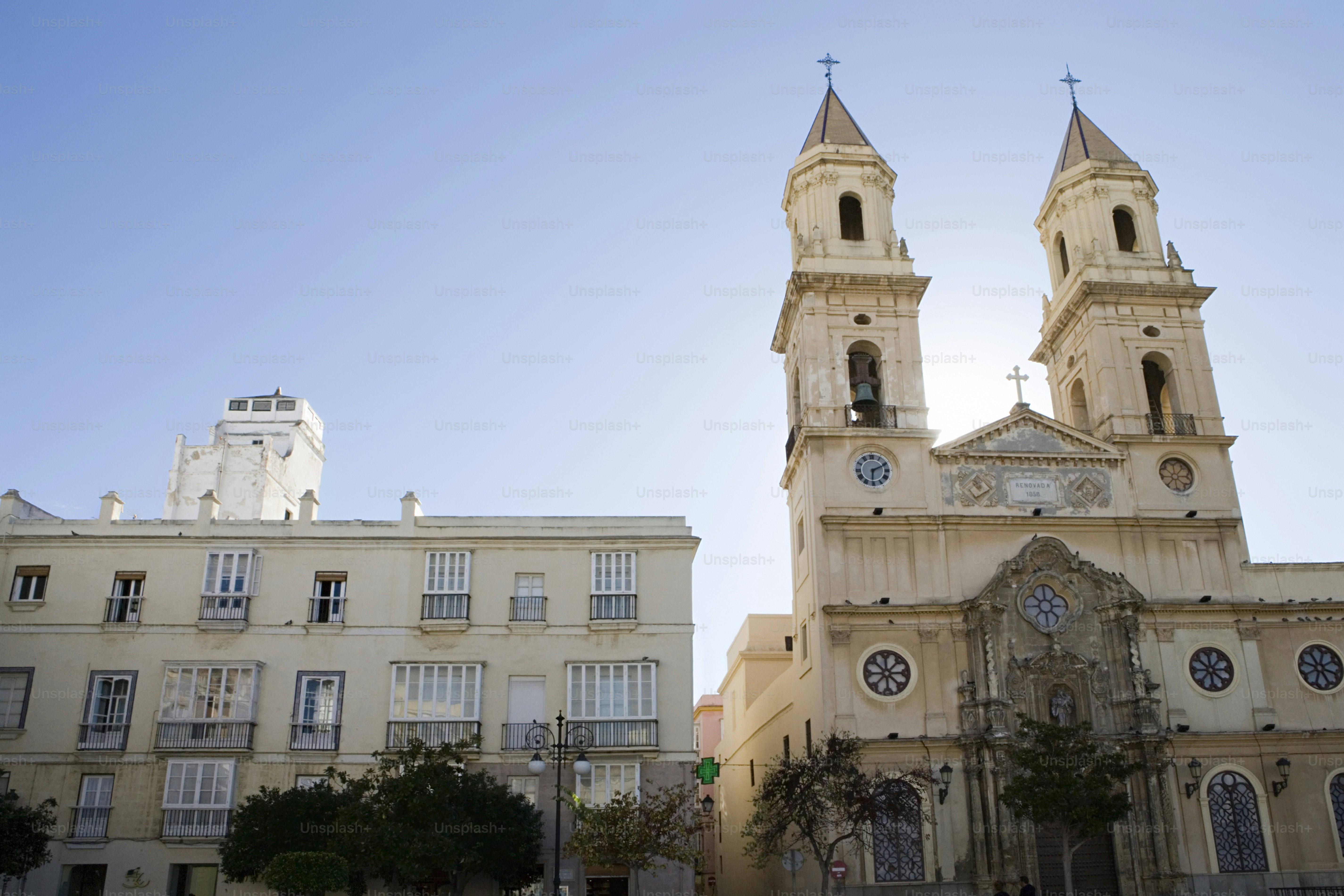 Foto zum Thema Eine Kirche mit zwei Türmen und einer Uhr auf der ...
