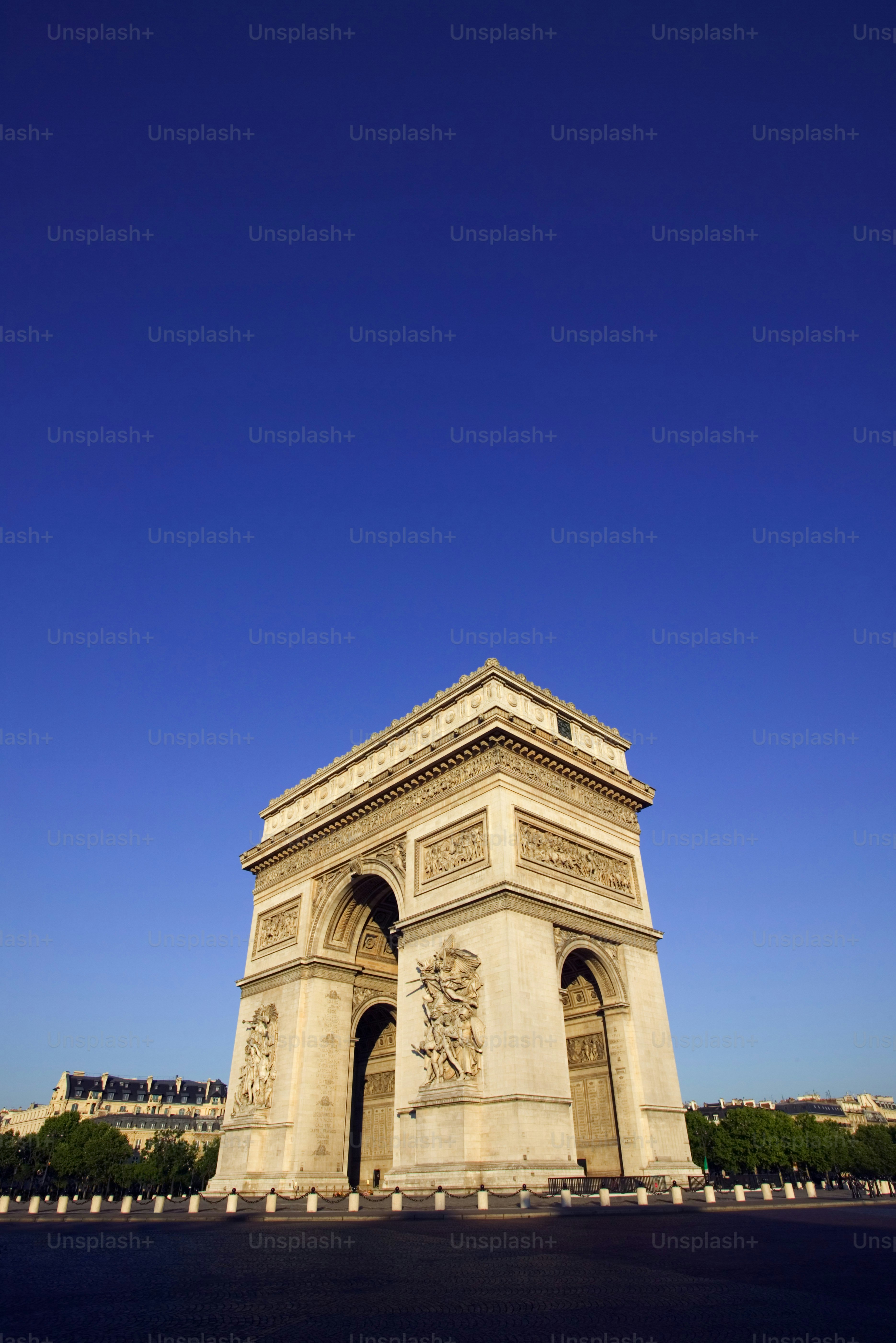 The arc of triumph in paris against a blue sky photo – Architecture ...