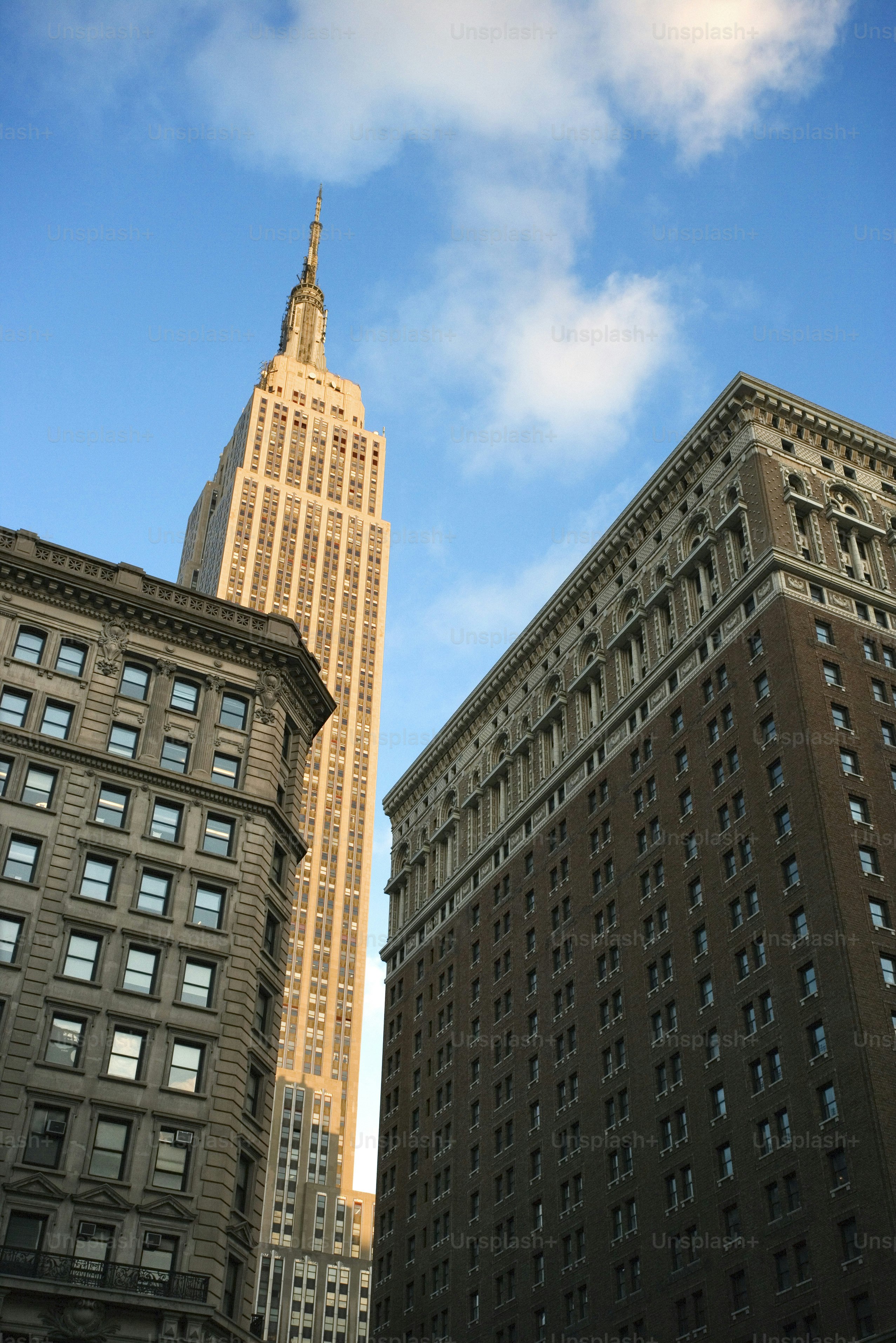 Un très grand bâtiment dominant une ville photo – La ville de New York ...