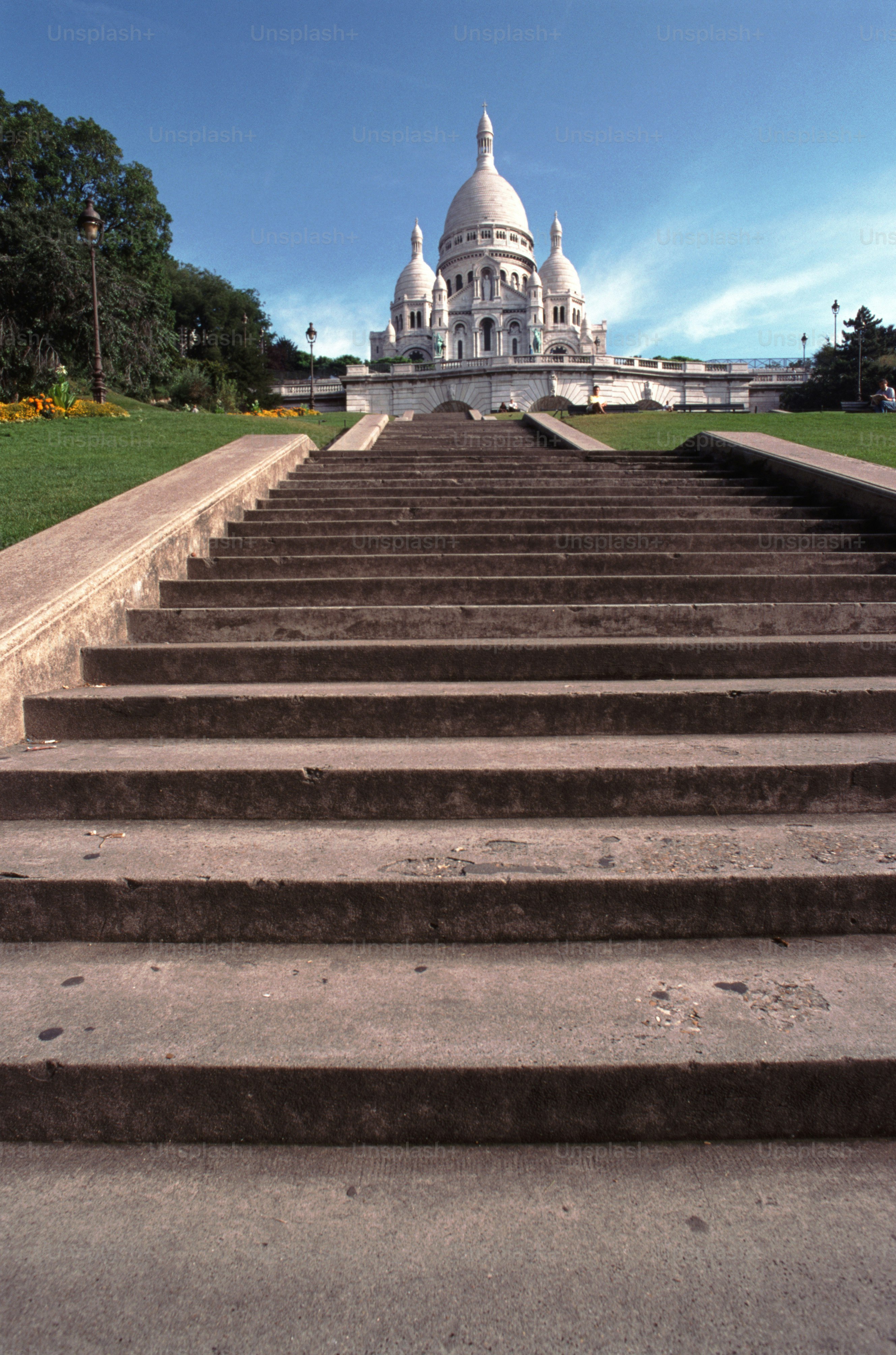 A set of steps leading up to a building photo – Day Image on Unsplash