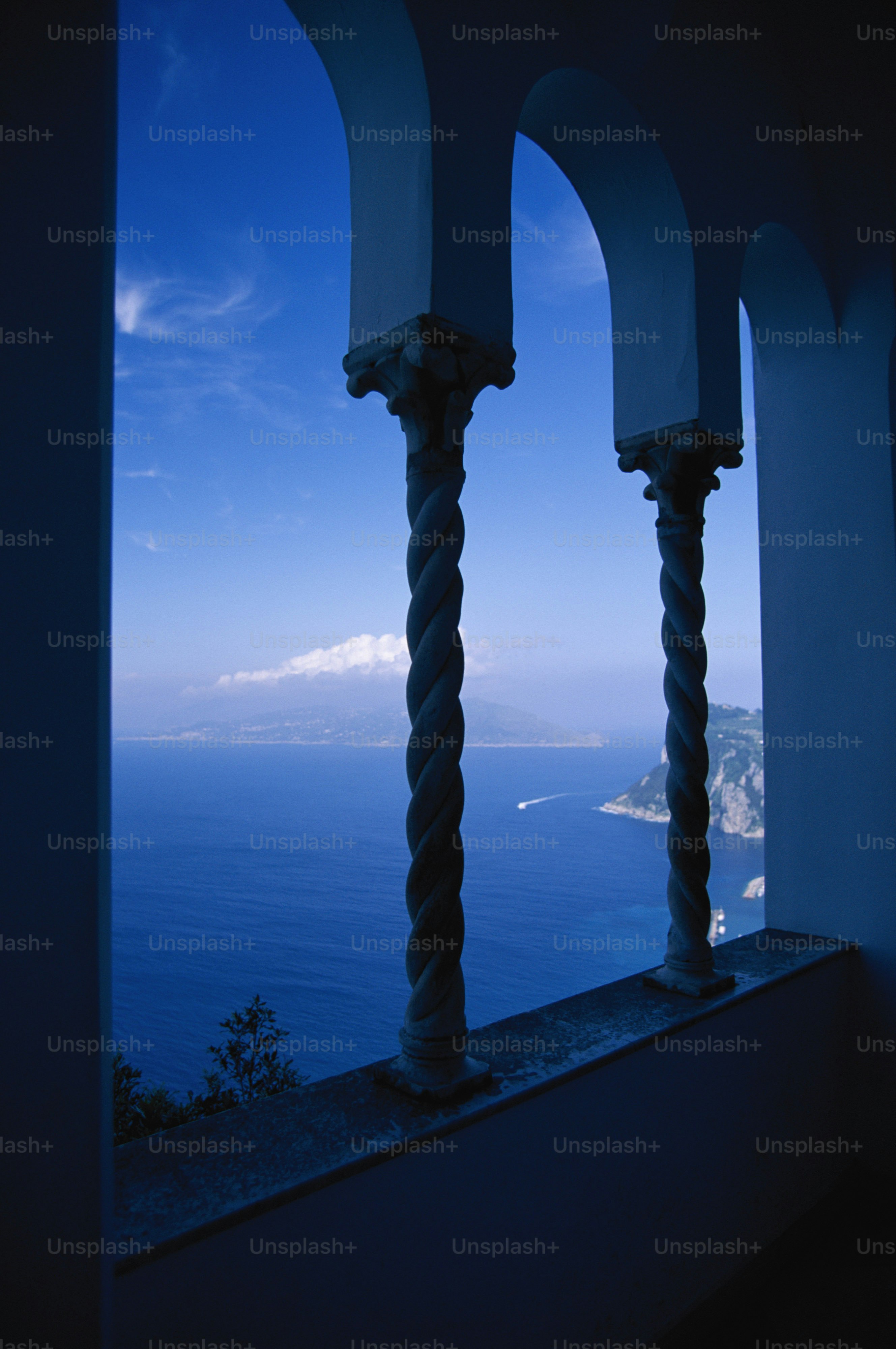 A view of a body of water from a balcony photo – Sea Image on Unsplash