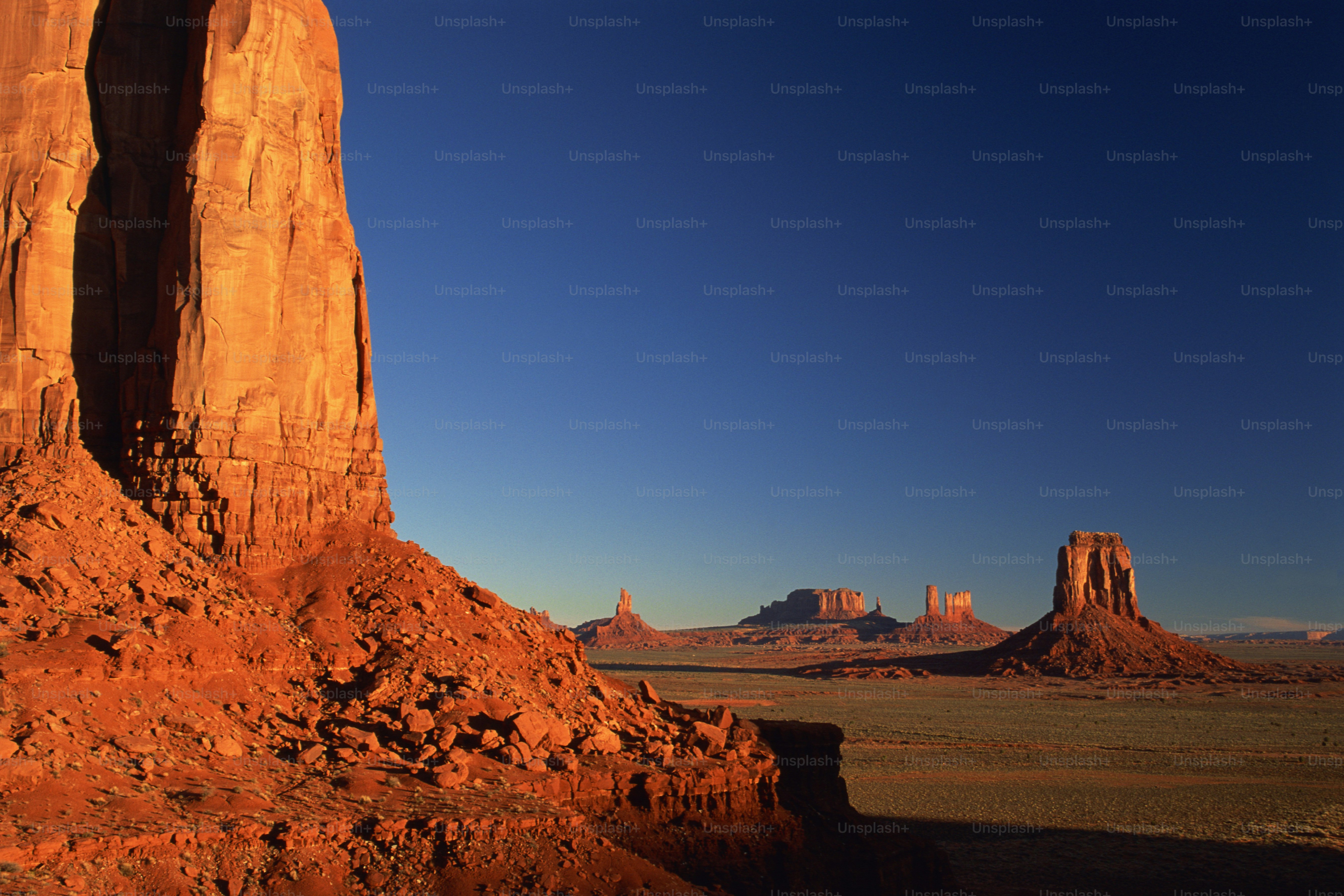 Une grande formation rocheuse au milieu d’un désert photo – Copie ...