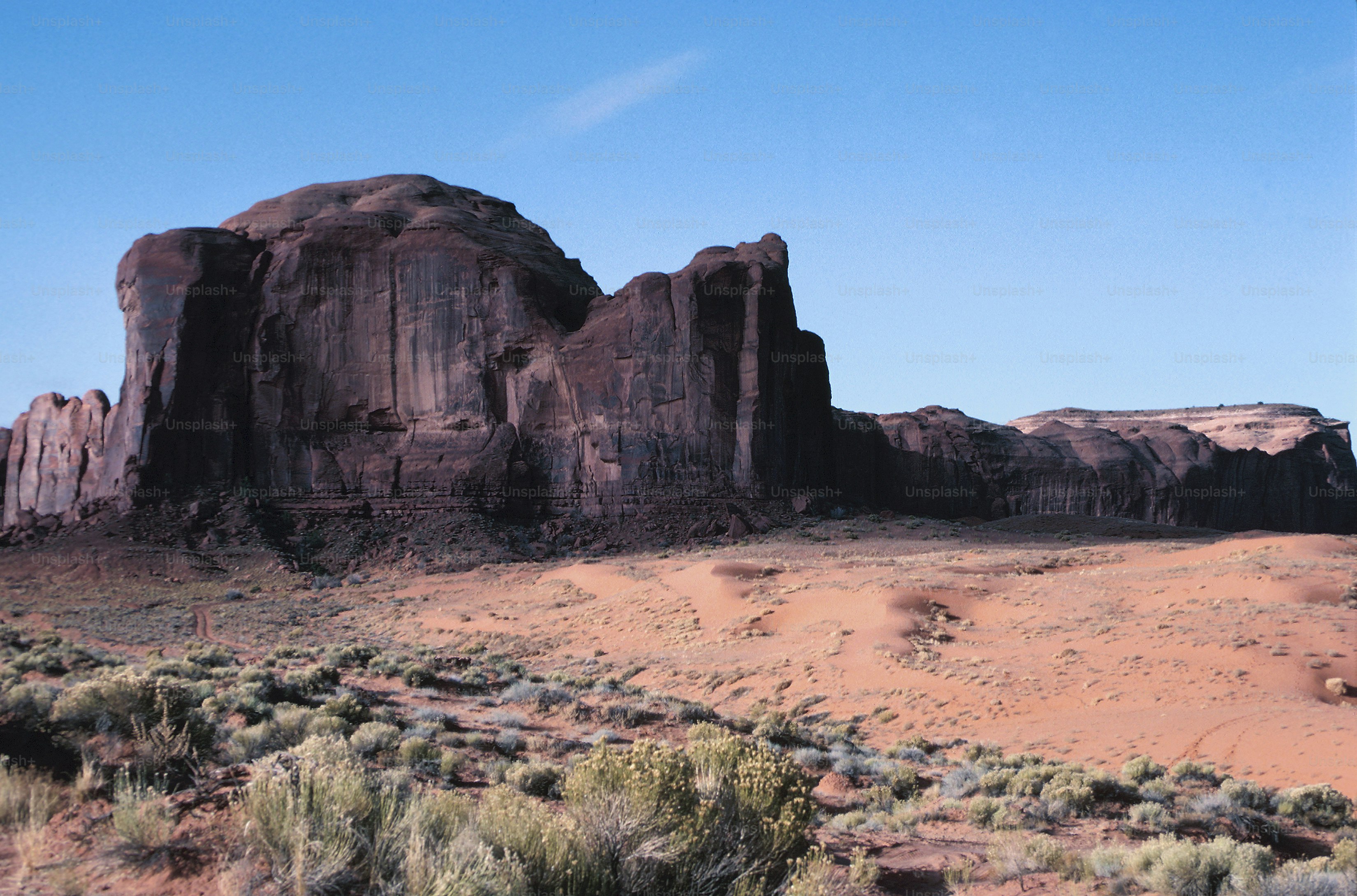 Une grande formation rocheuse au milieu d’un désert photo – Image de ...