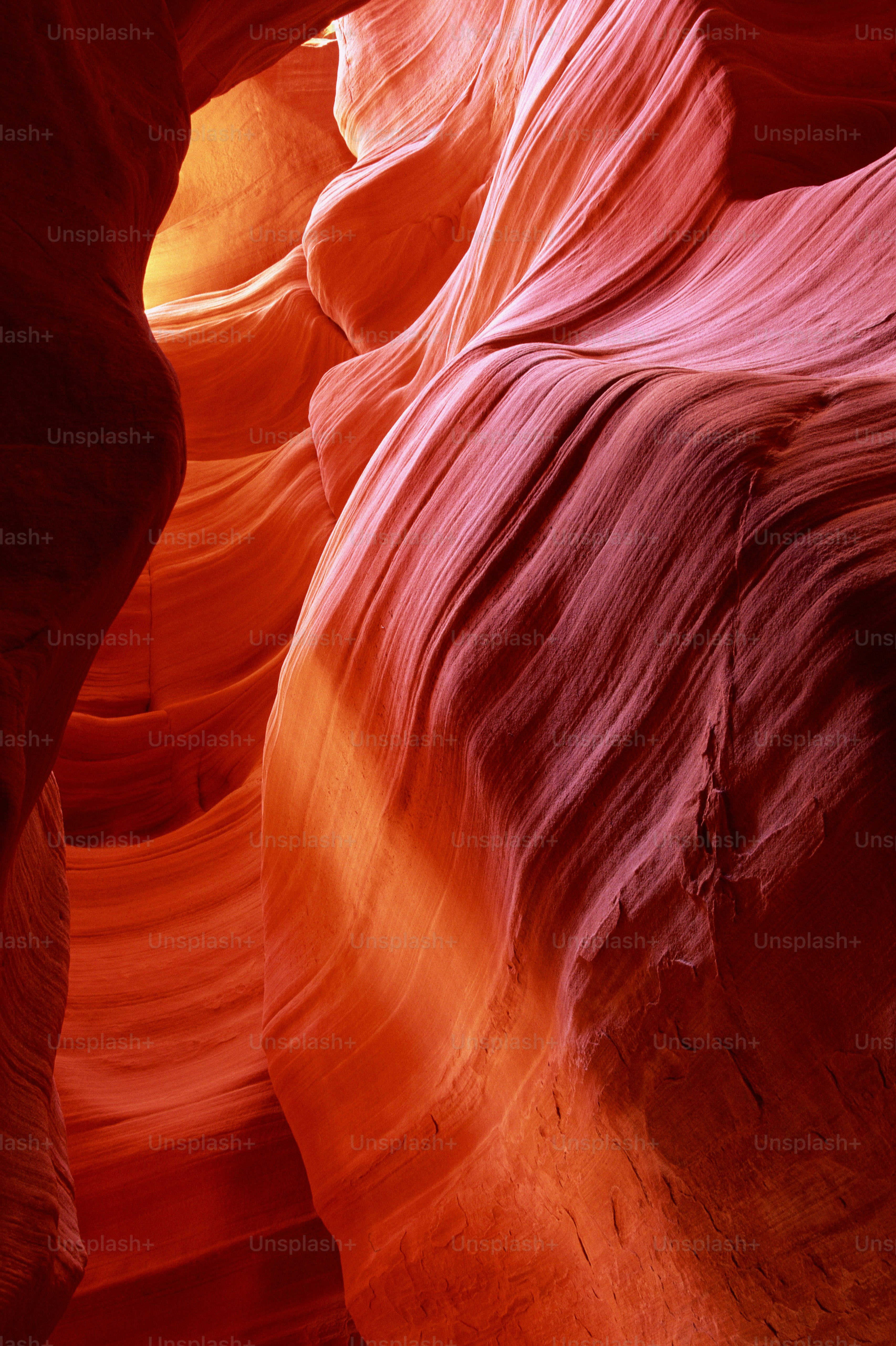 Una ranura estrecha en el lado de un cañón foto – Imagen de ...