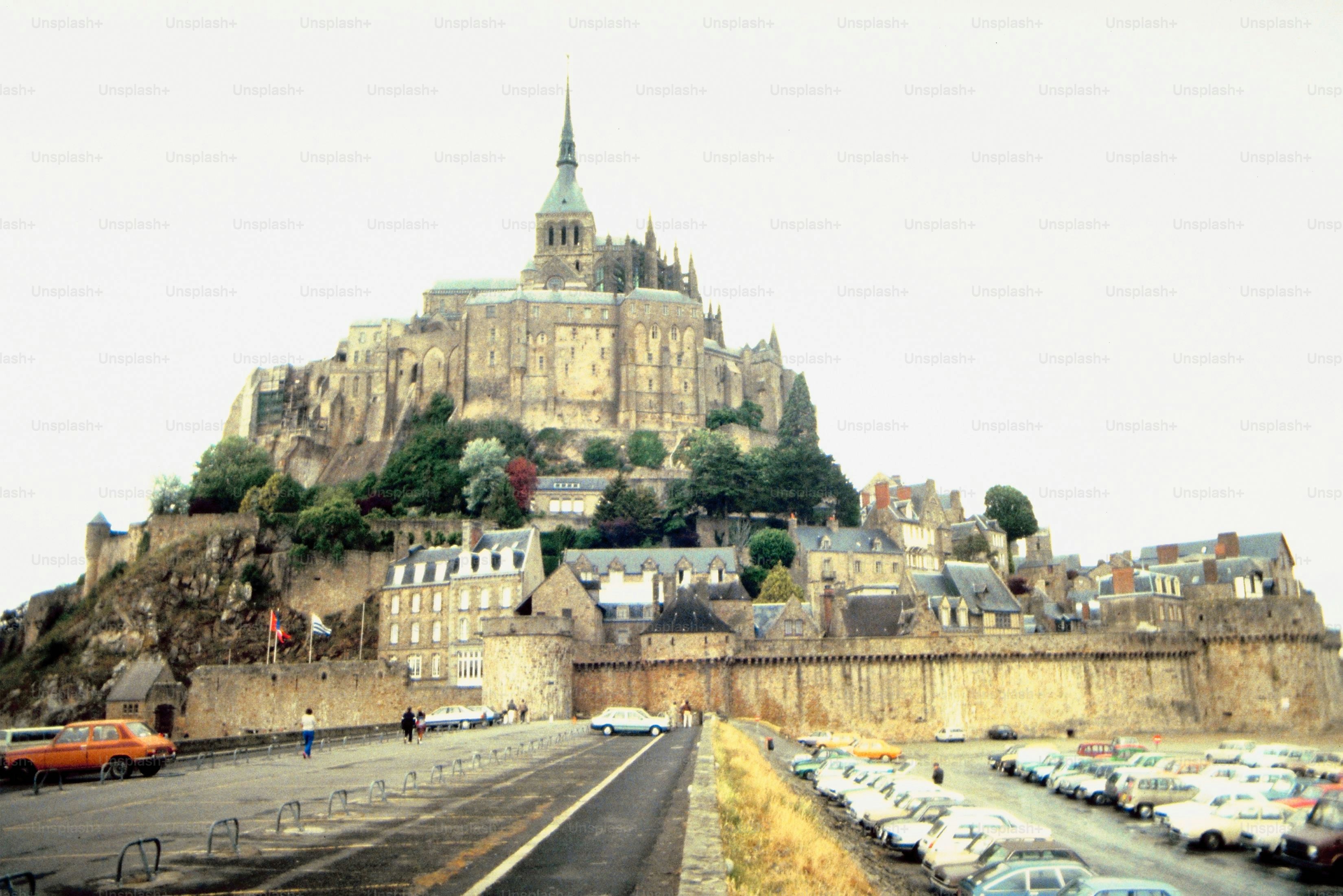 A very tall castle sitting on top of a hill photo – Photography Image ...