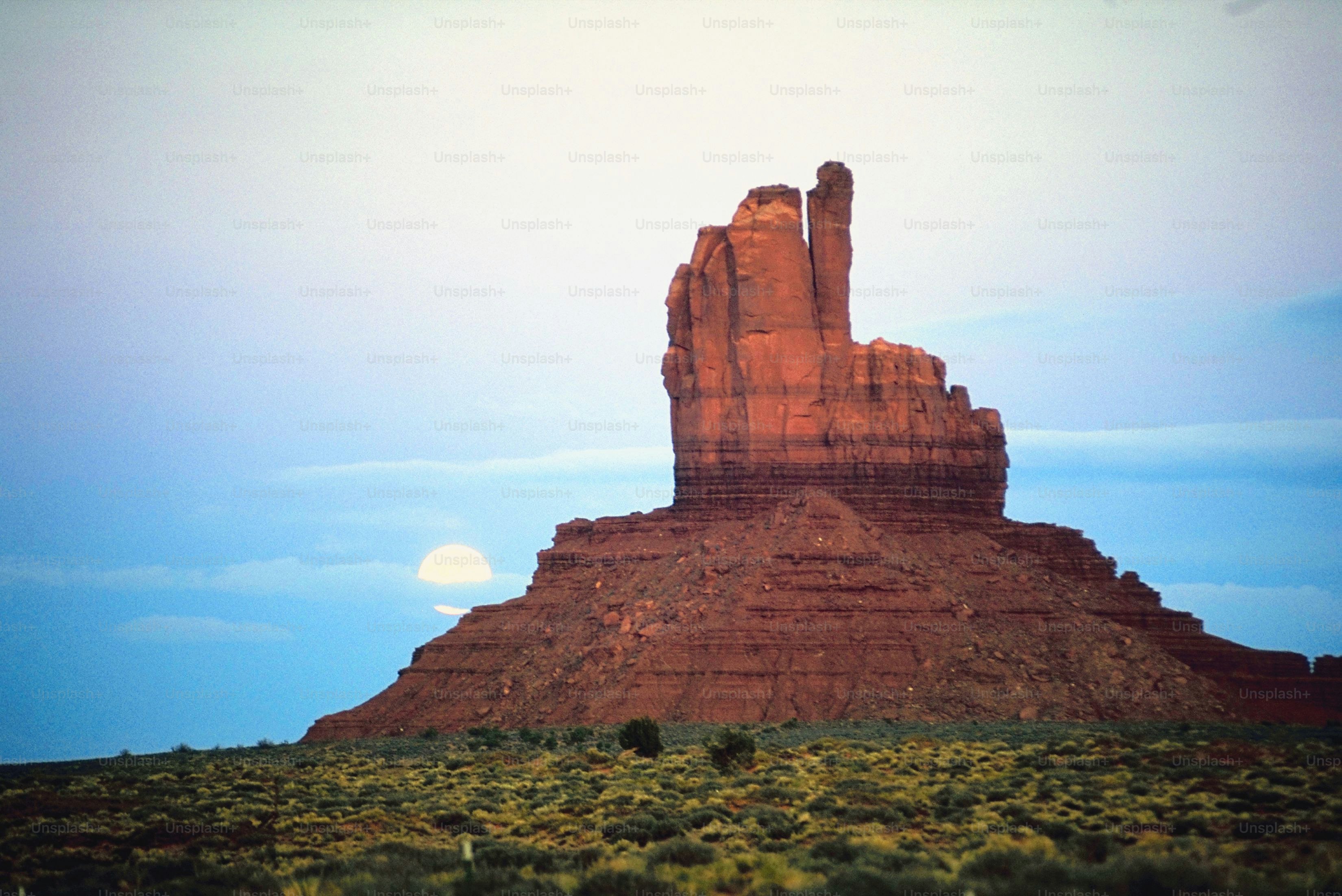 Une grande formation rocheuse au milieu d’un désert photo – Pinnacle ...
