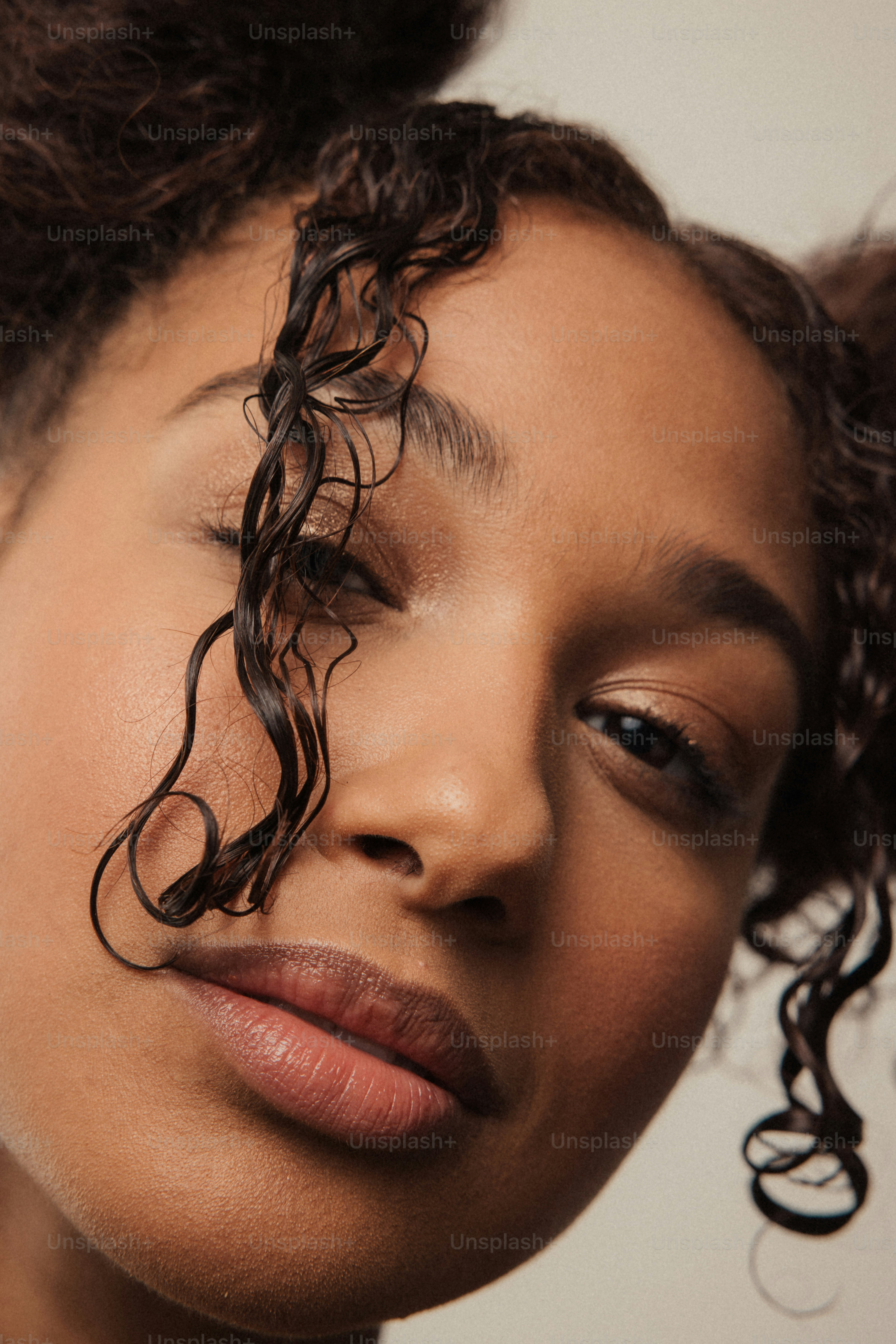 A close up of a woman with curly hair photo – Black hair Image on Unsplash