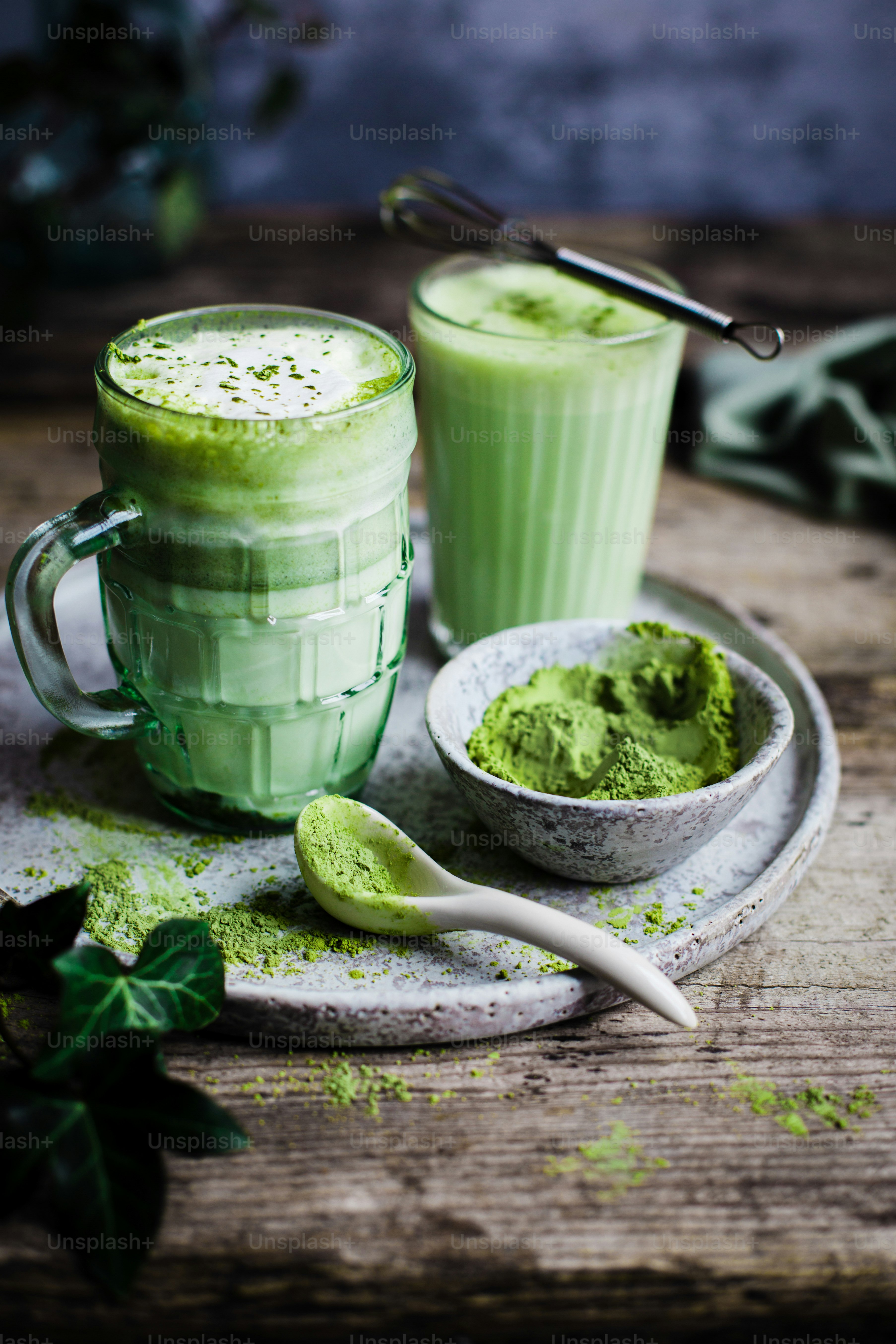 A couple of cups filled with green liquid photo – Matcha latte Image on ...