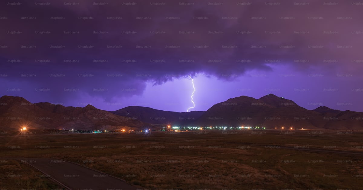 山脈の向こう空に稲妻が見えるの写真 Unsplashの嵐の雲の画像