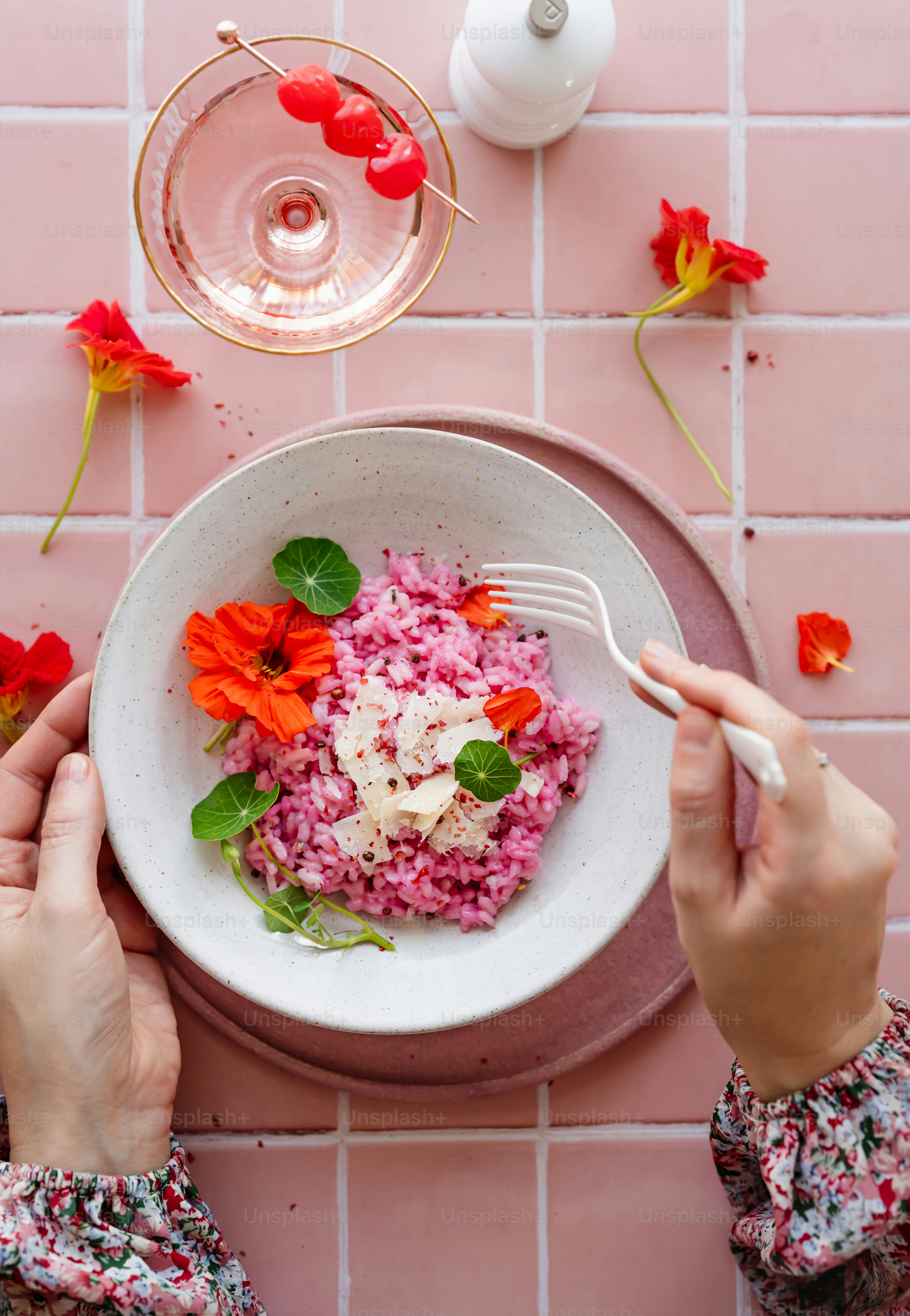A person is eating a bowl of food photo – Food styling Image on Unsplash