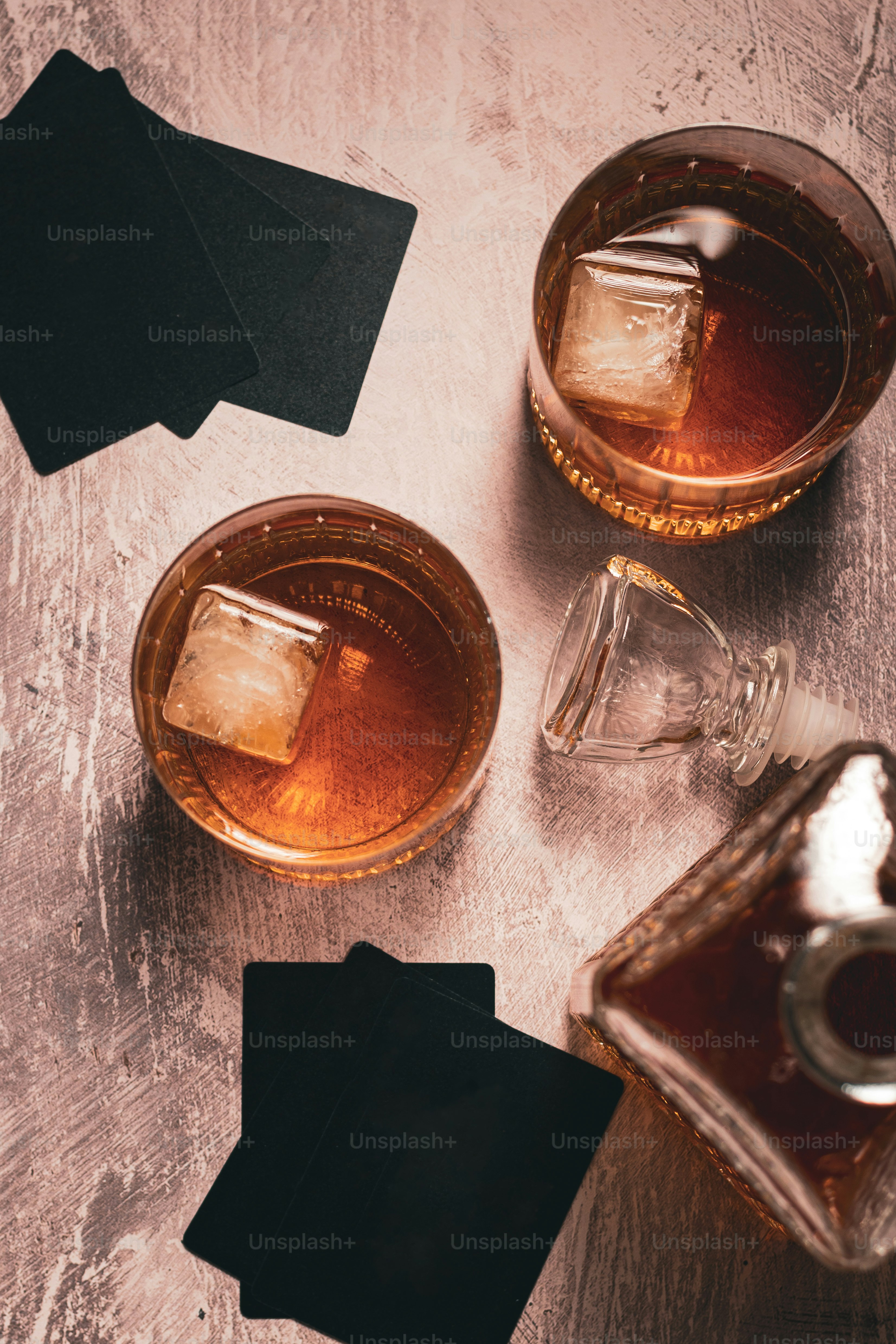 Una mesa con un vaso de alcohol y algunas tarjetas foto – Imagen de ...