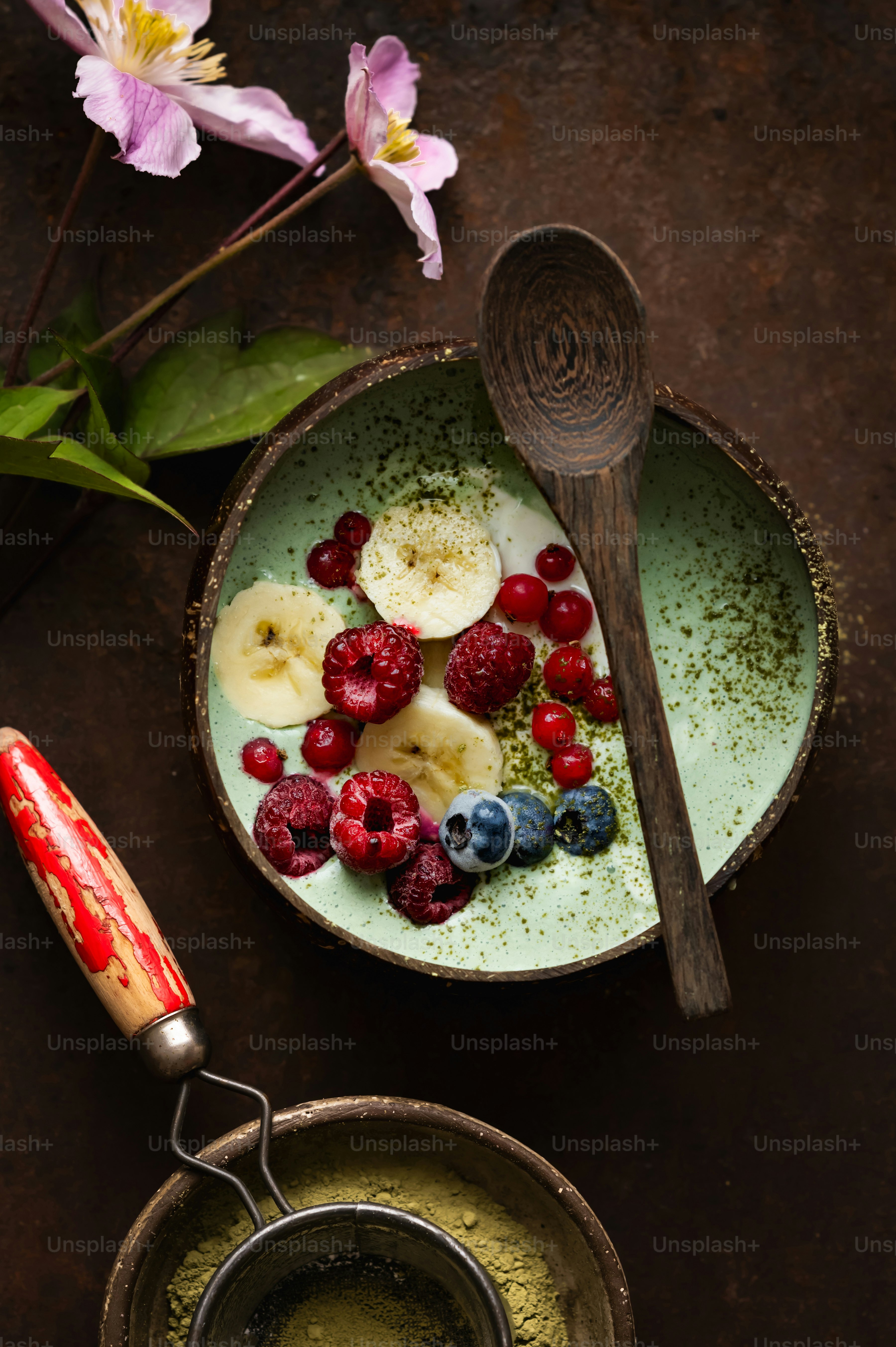 Un tazón de fruta y una cuchara sobre una mesa foto – Imagen de Víveres ...