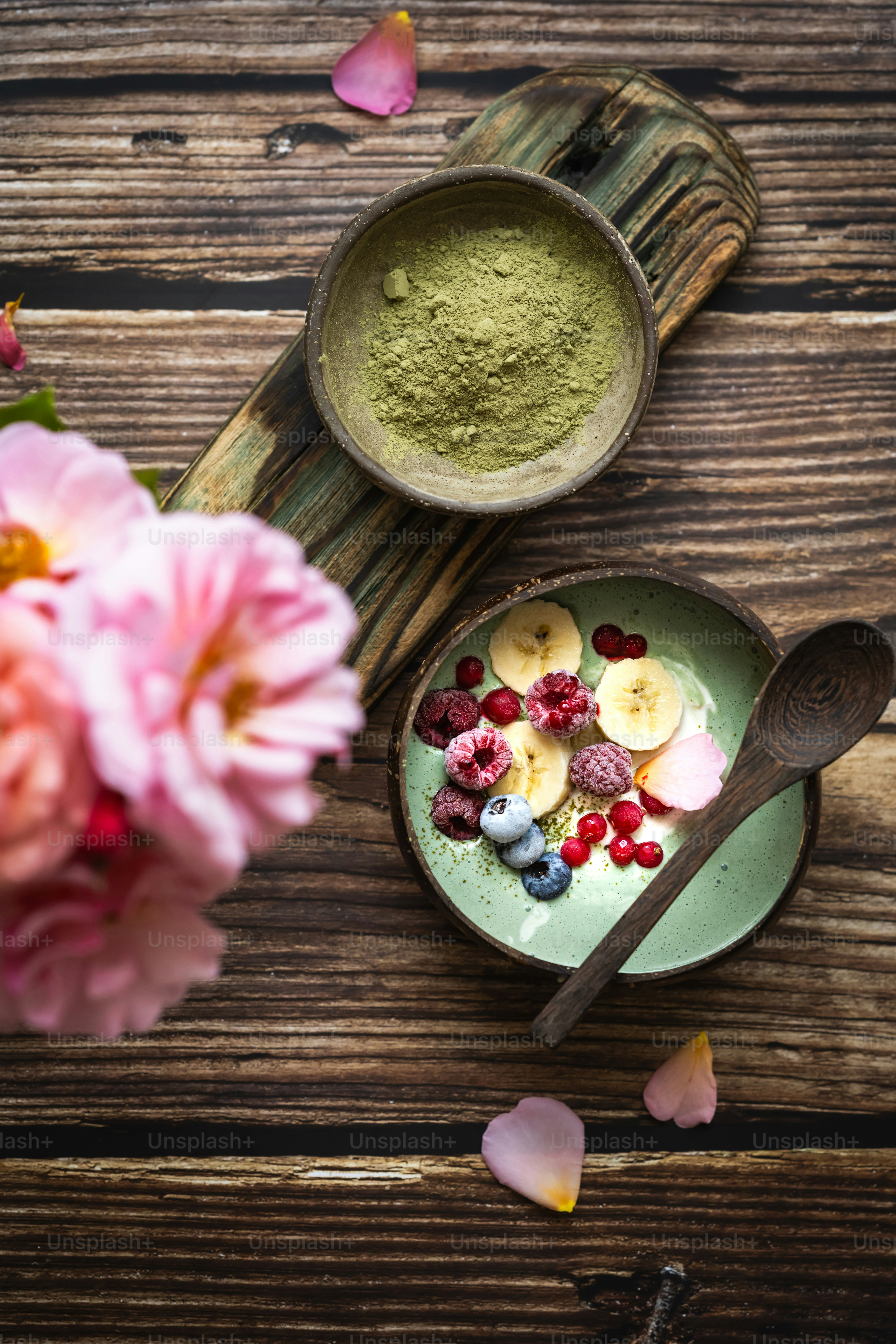 Un tazón de fruta y una cuchara sobre una mesa foto – Imagen de Víveres ...