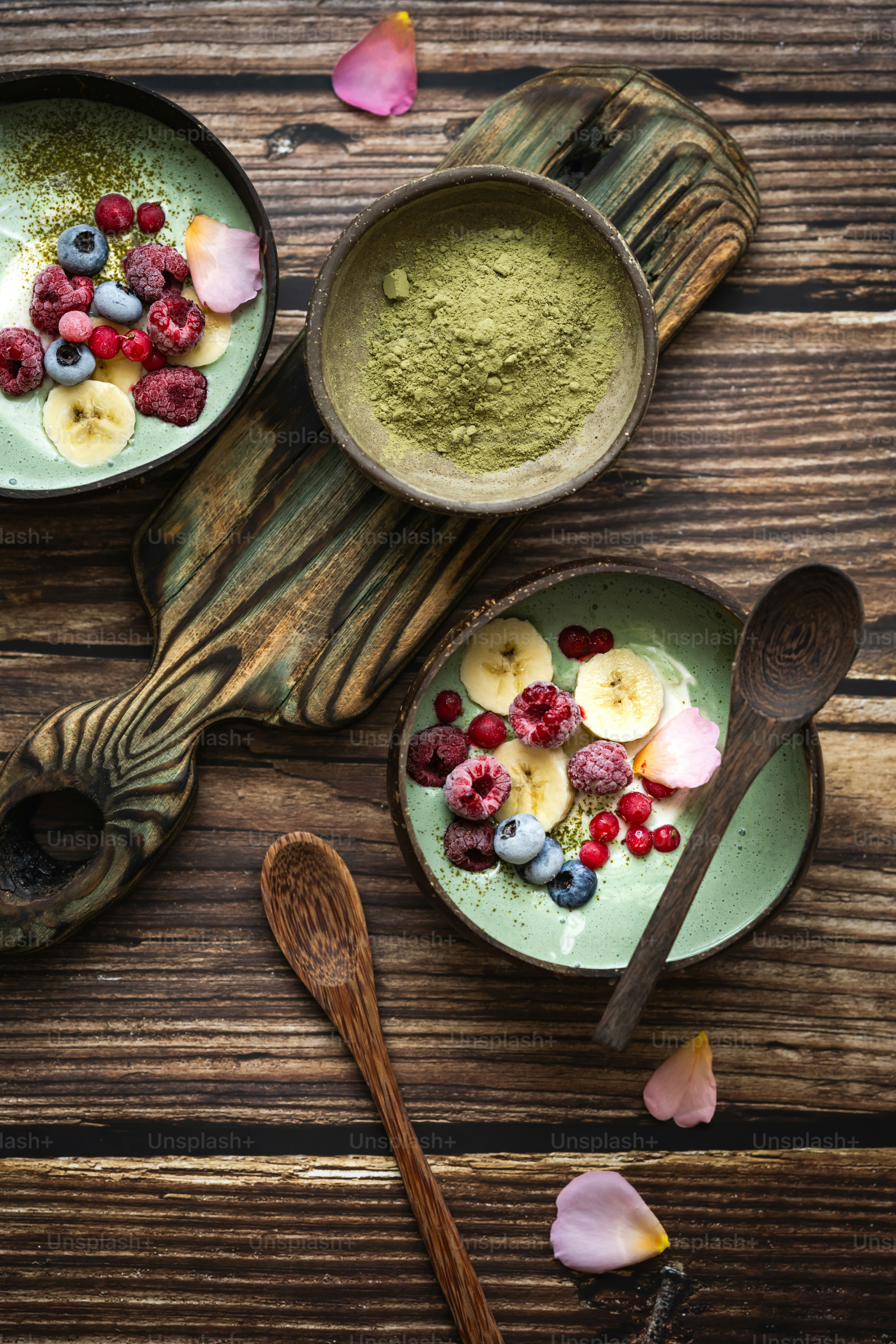 Foto Um par de tigelas de comida em cima de uma mesa de madeira ...