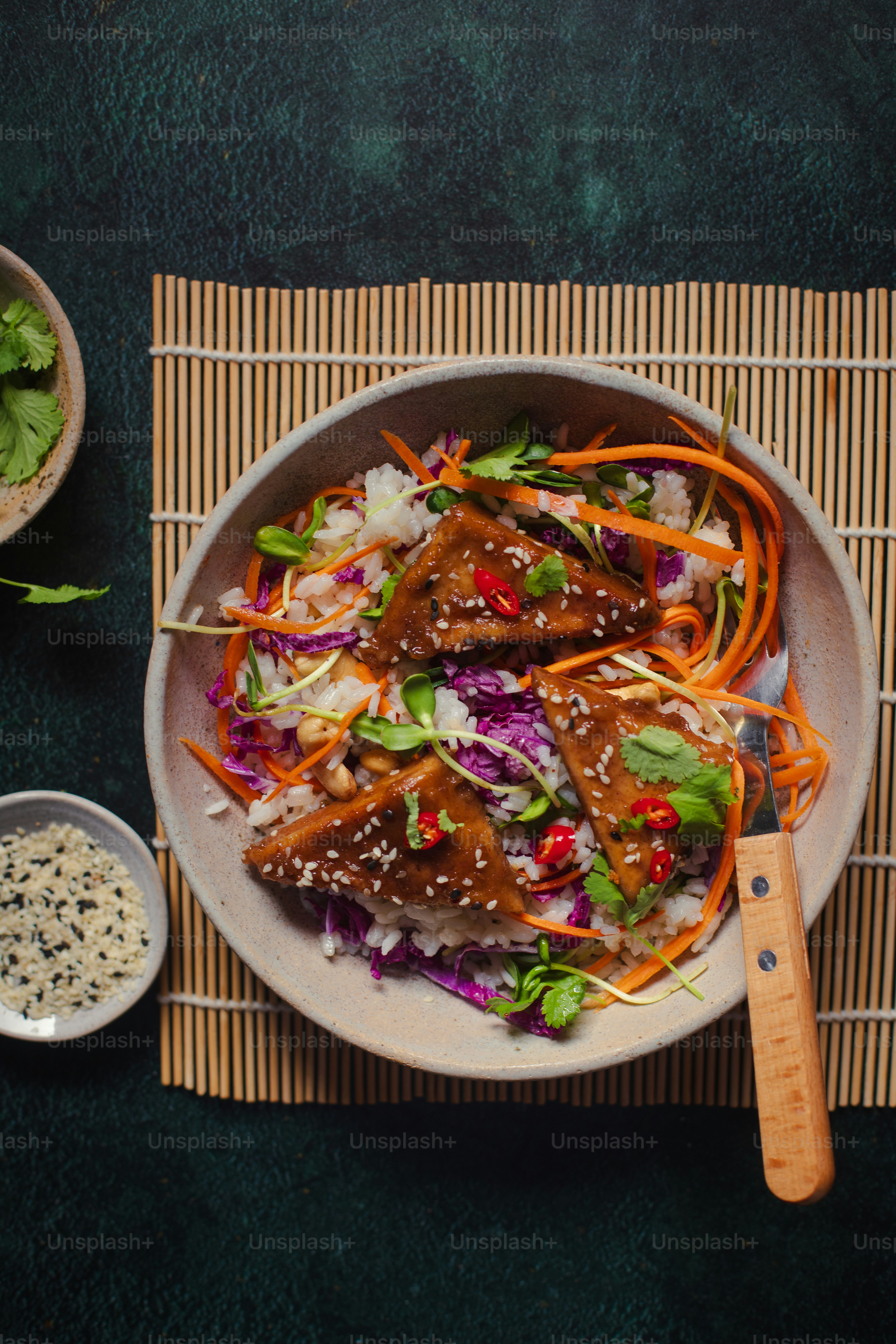Un tazón de comida con zanahorias, lechuga y carne foto – Imagen de ...