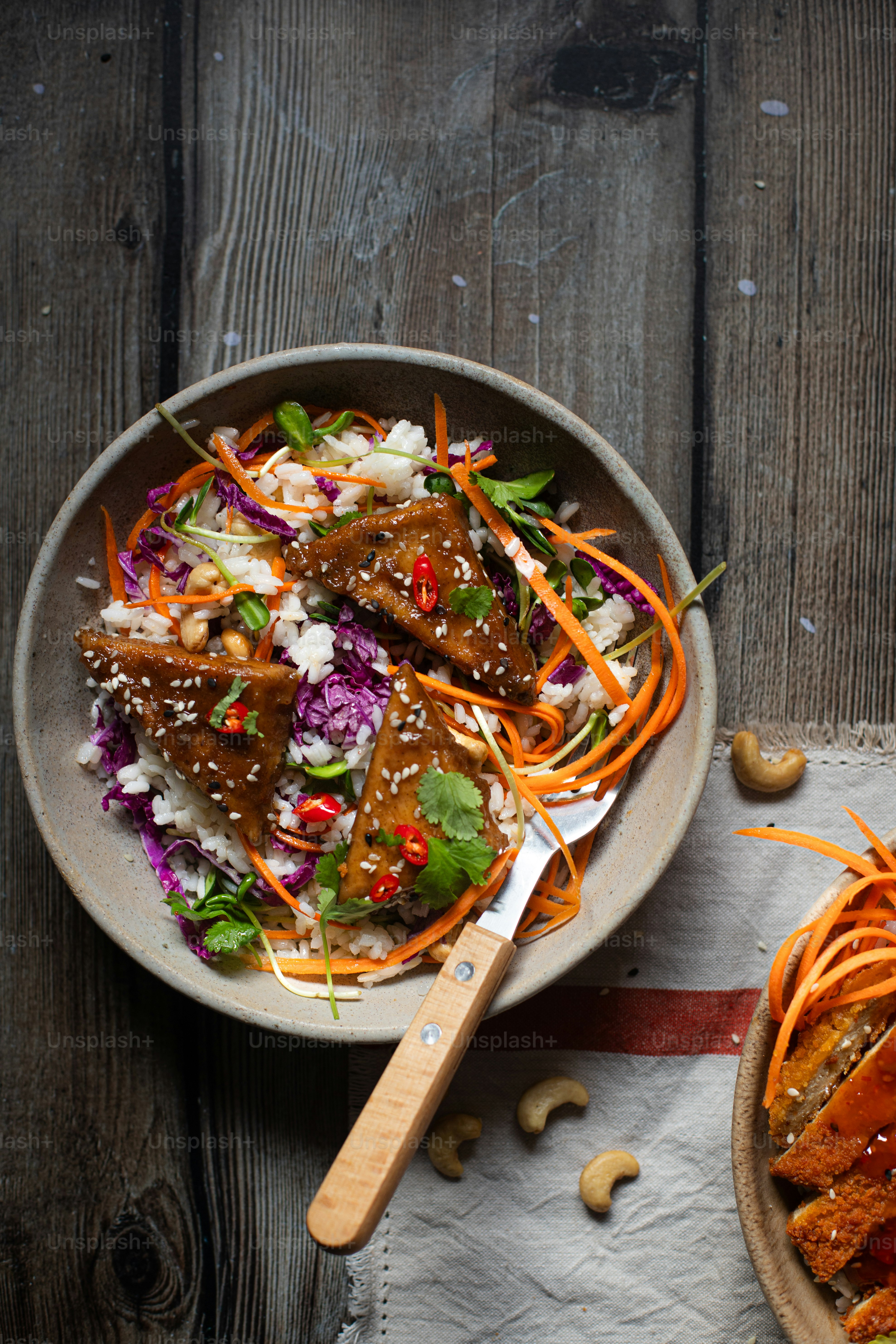 Un tazón de comida con zanahorias, lechuga y carne foto – Imagen de ...