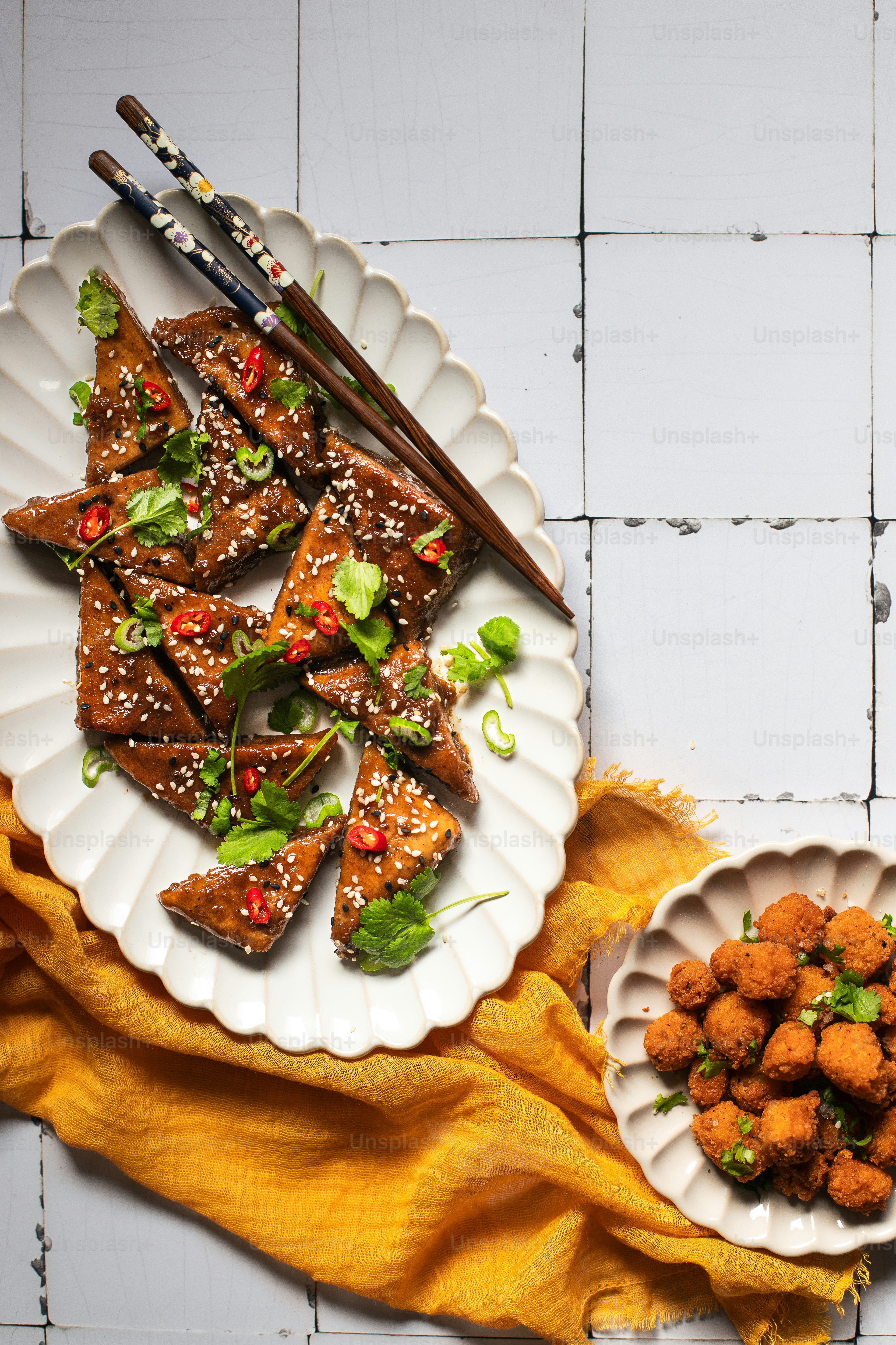 Un tazón de comida con zanahorias, lechuga y carne foto – Imagen de ...