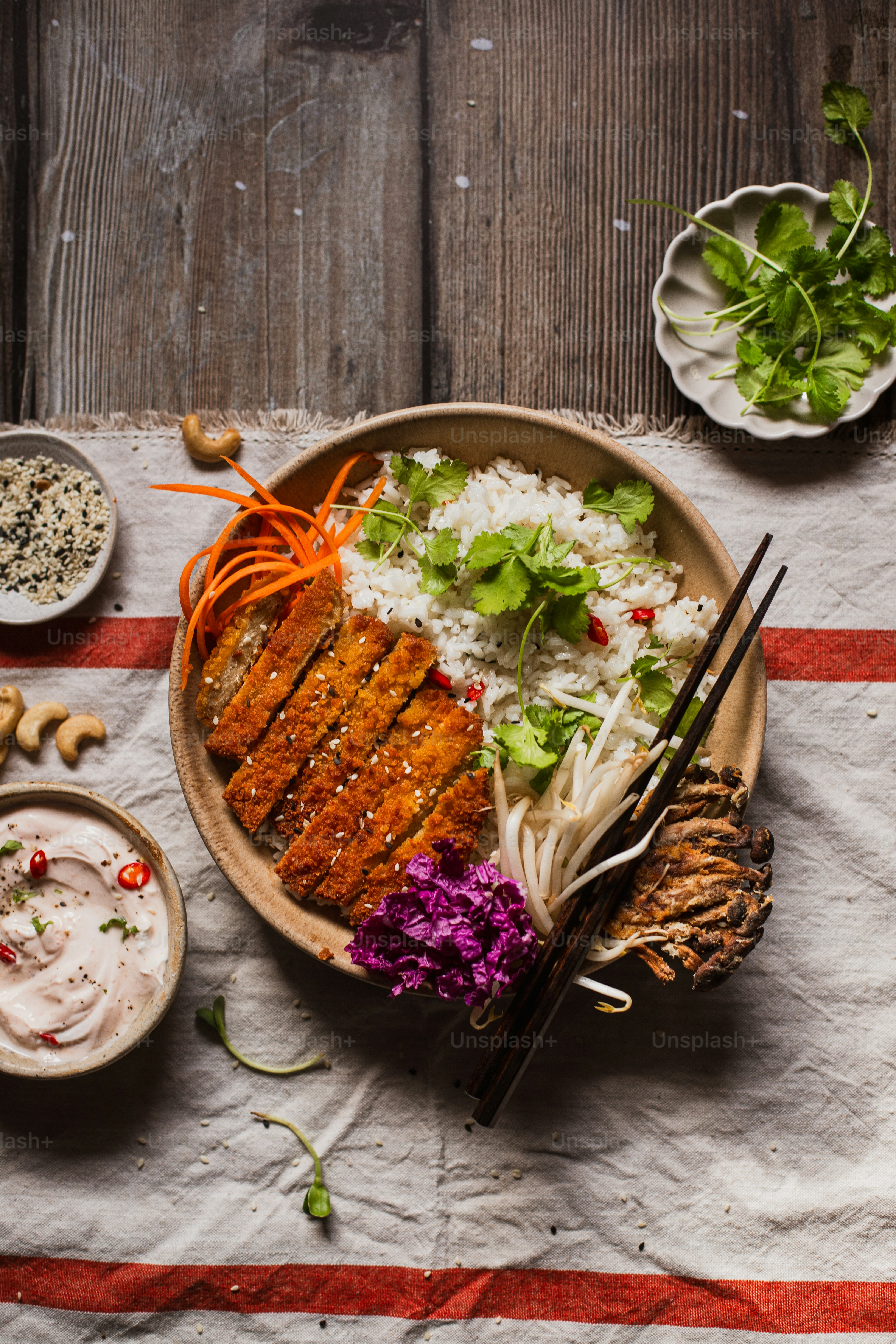 Un tazón de comida con zanahorias, lechuga y carne foto – Imagen de ...