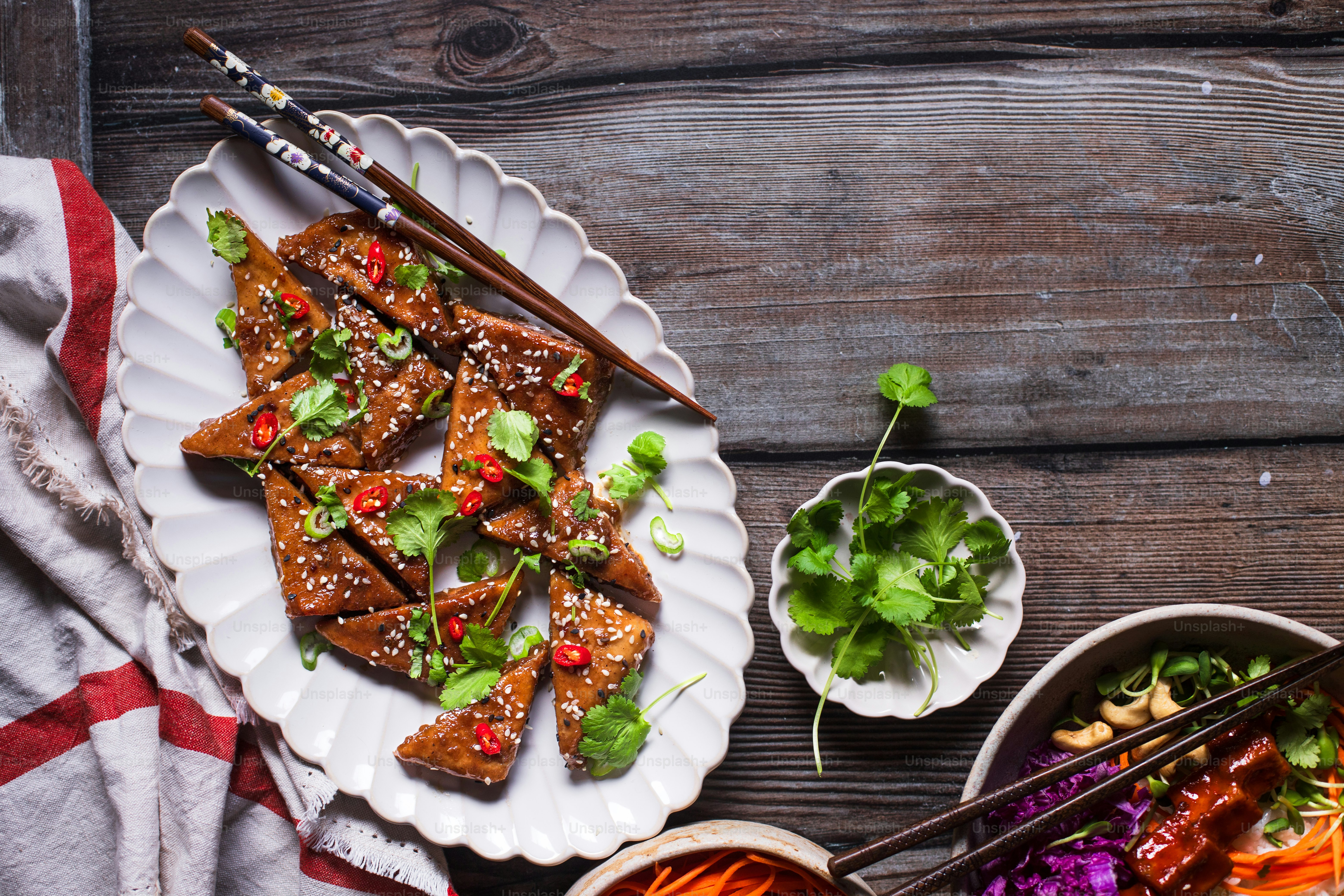 Un piatto di cibo su un tavolo con le bacchette foto – Riso Immagine su ...