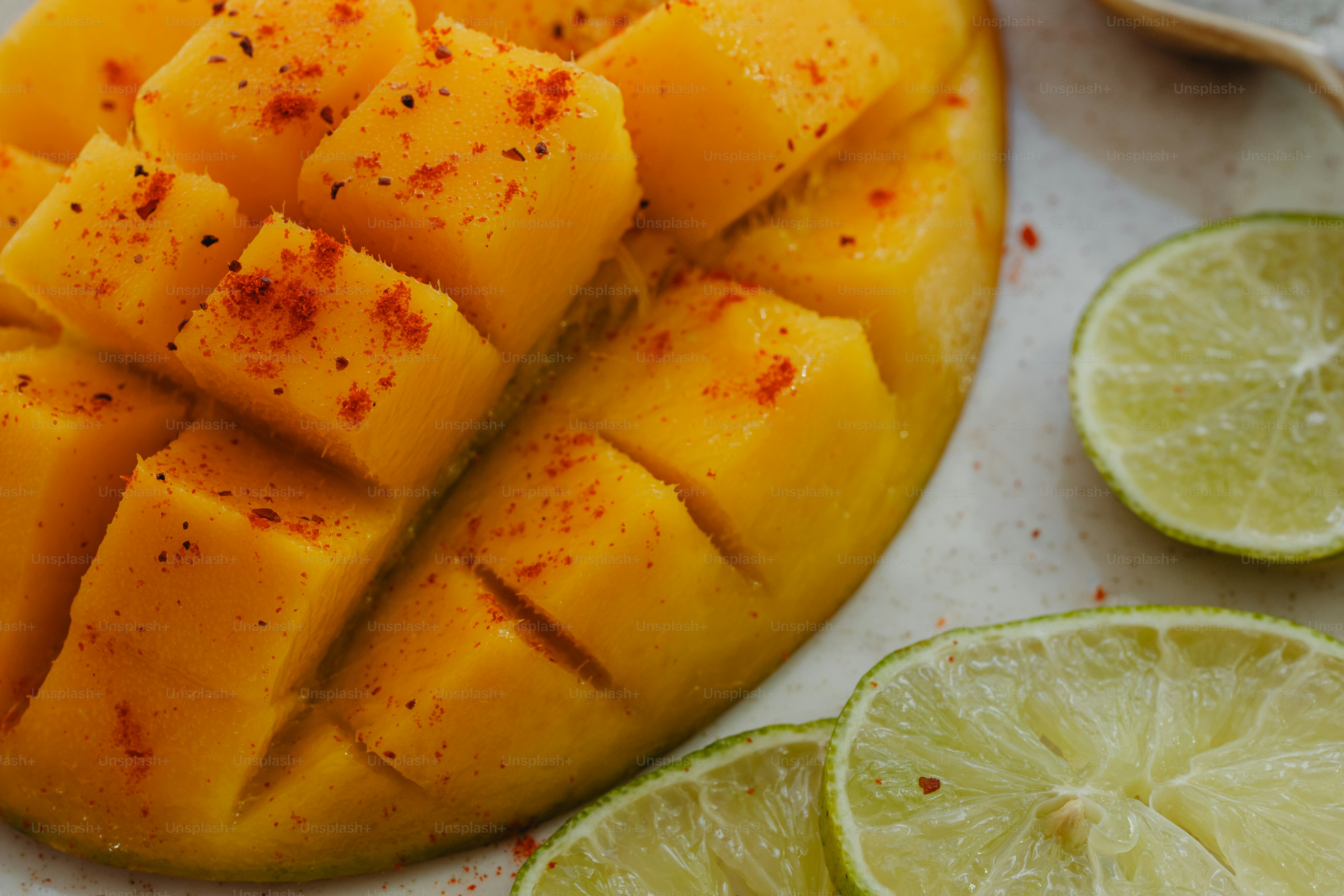 Foto Un primer plano de una fruta cortada en rodajas en un plato ...