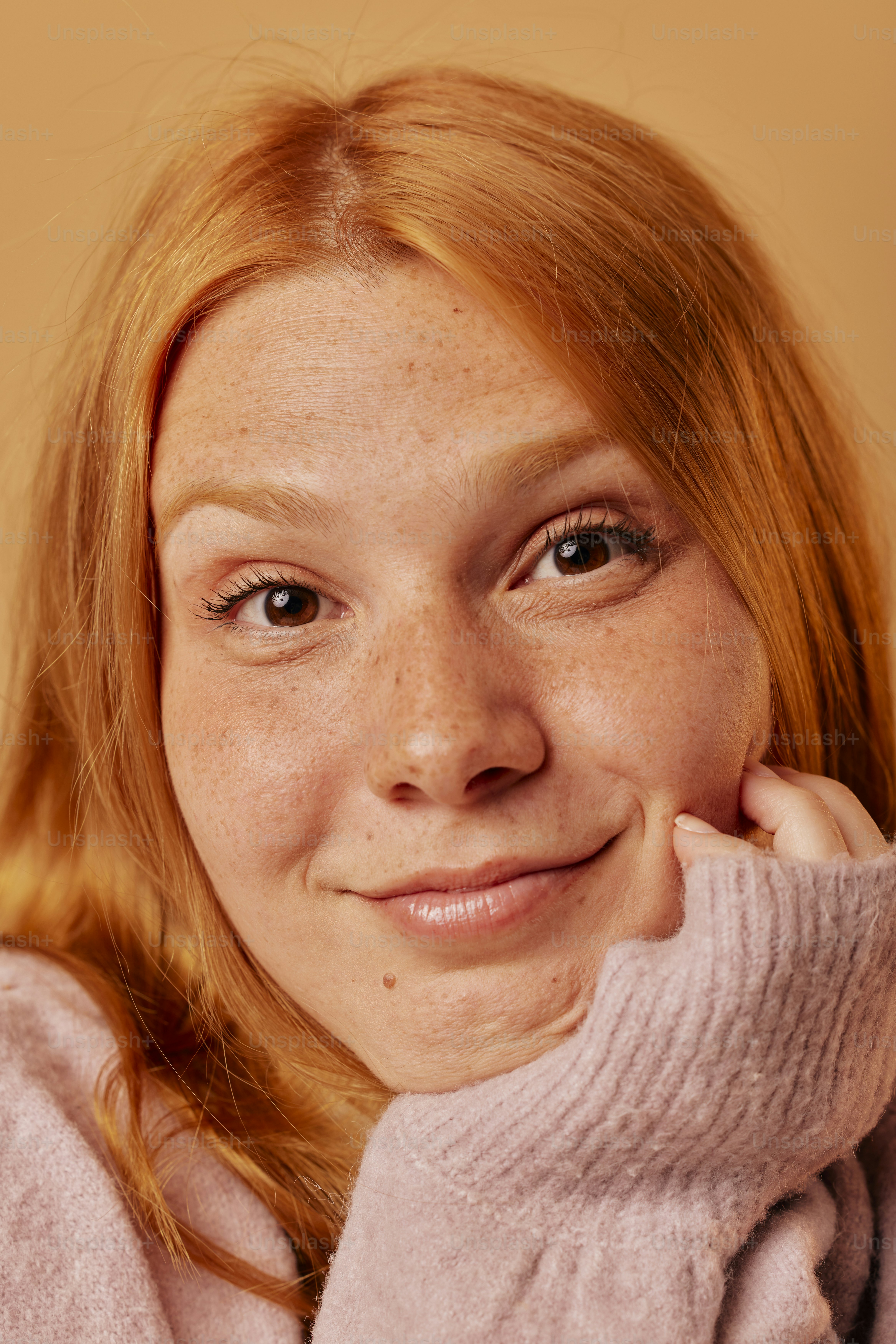 Foto Un primer plano de una persona con un suéter – Prendas de punto ...