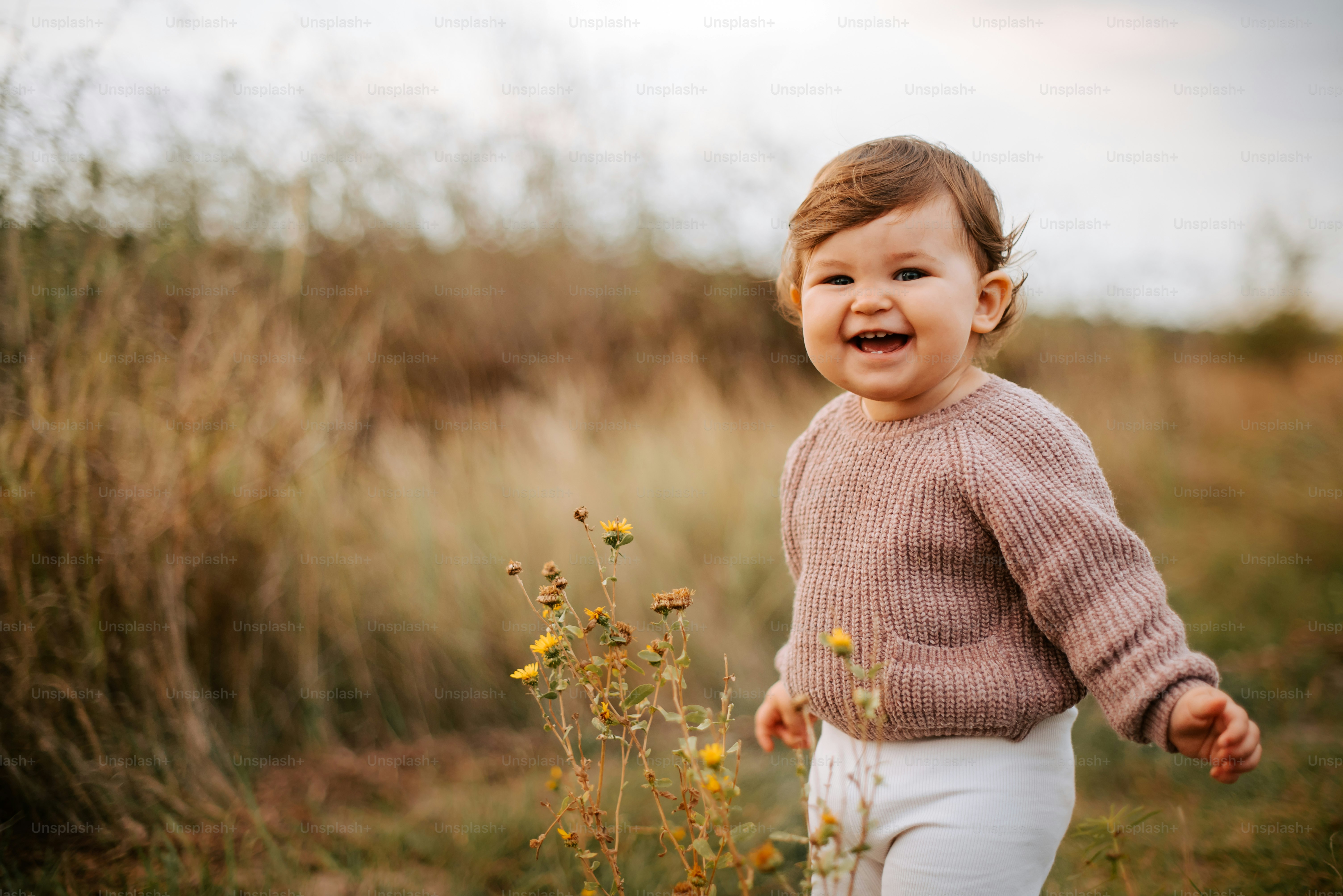 Una niña caminando por un campo de flores foto – Imagen de Estilo de ...