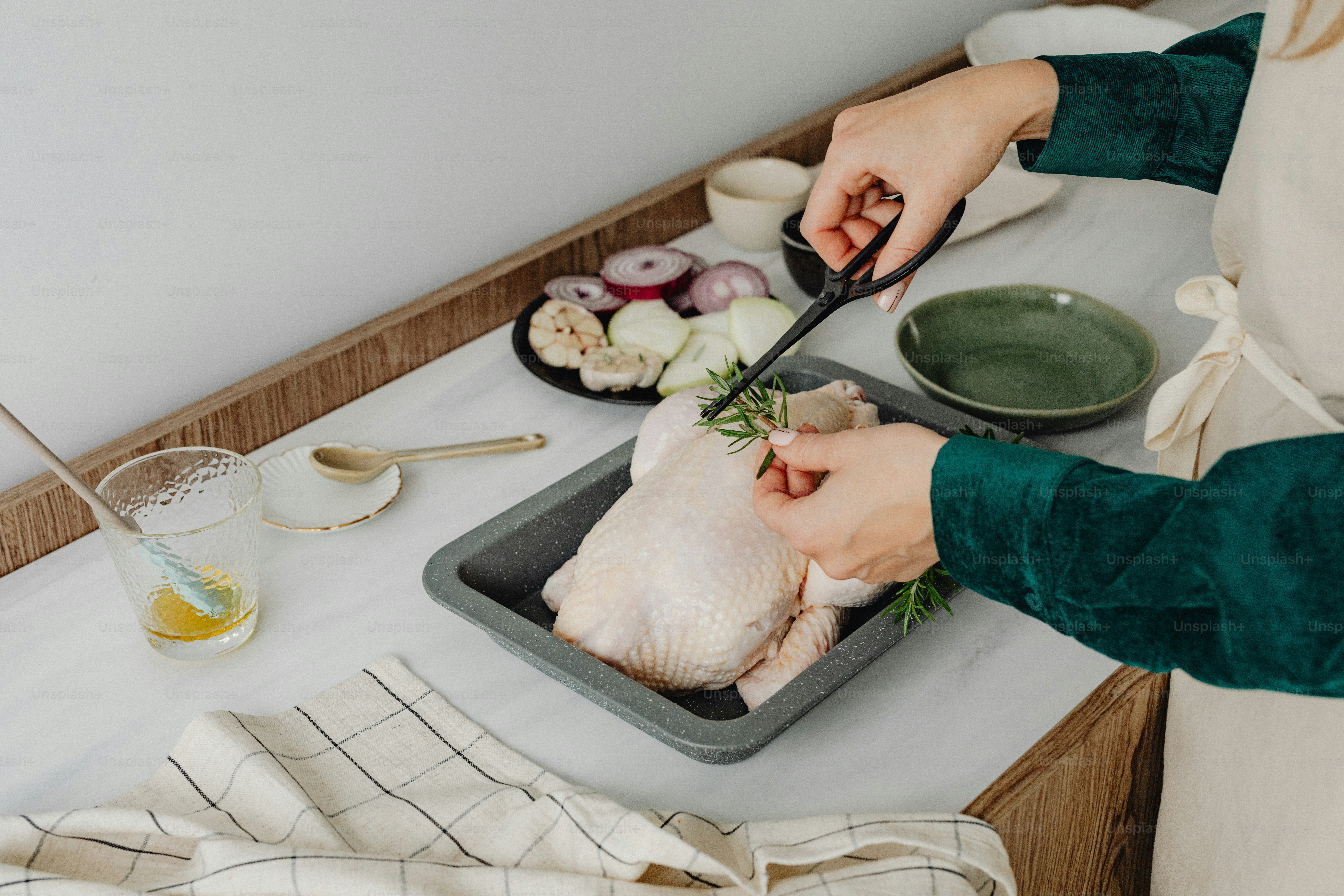 Foto Una persona cortando un pollo en una tabla de cortar – Comida de ...