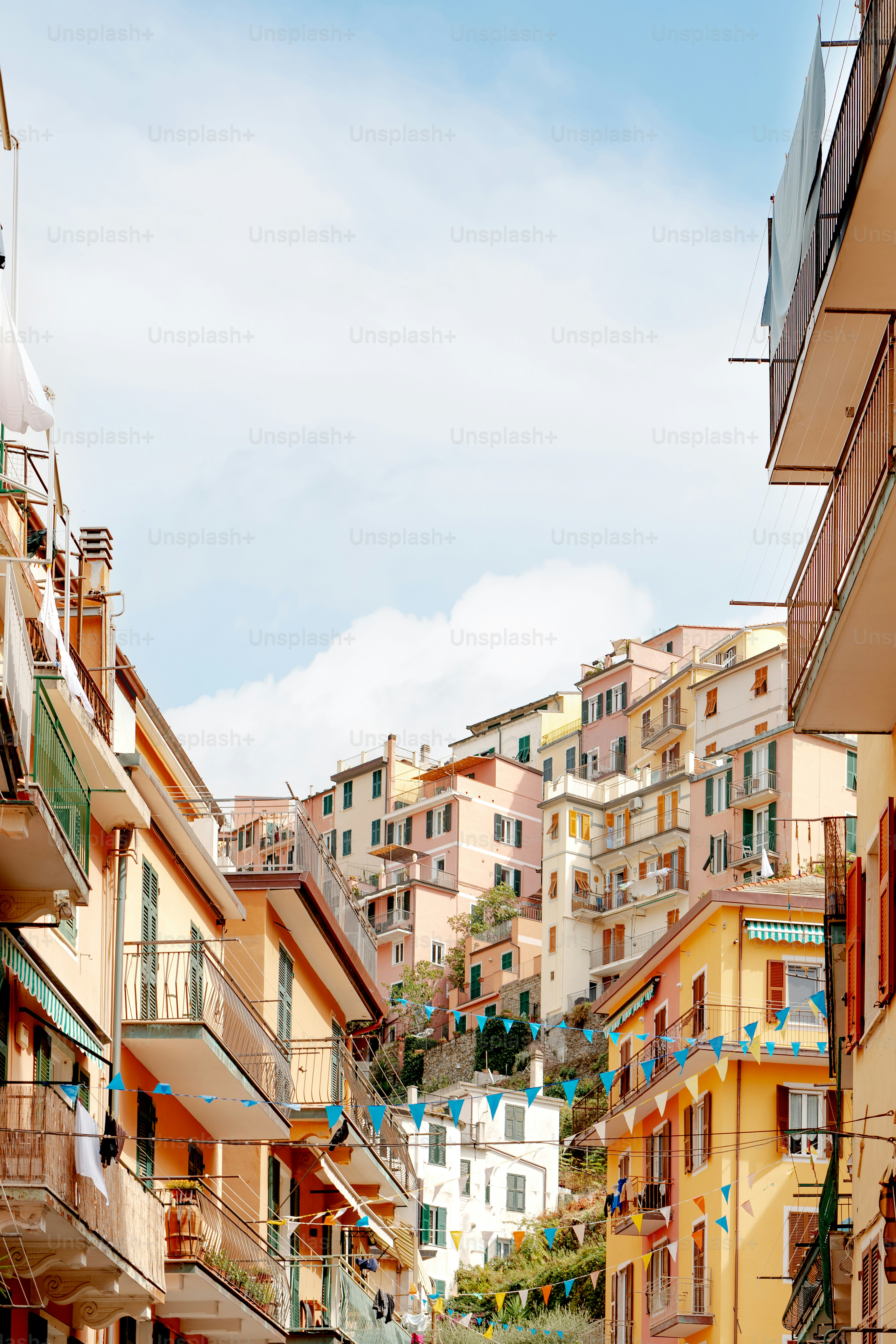 Une rue étroite de la ville avec des bâtiments des deux côtés photo ...