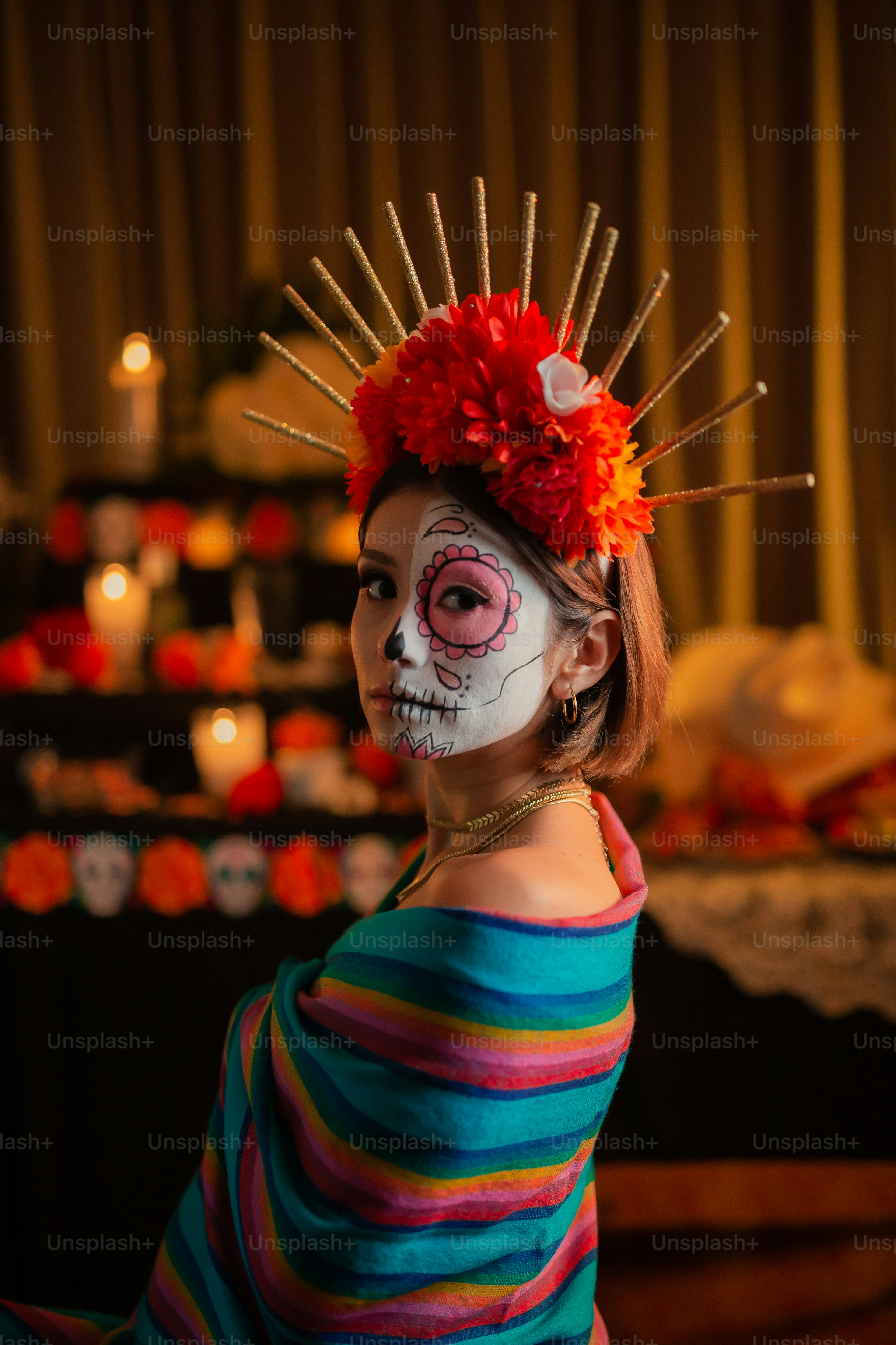 Una mujer con maquillaje pintado para parecerse a un esqueleto foto ...