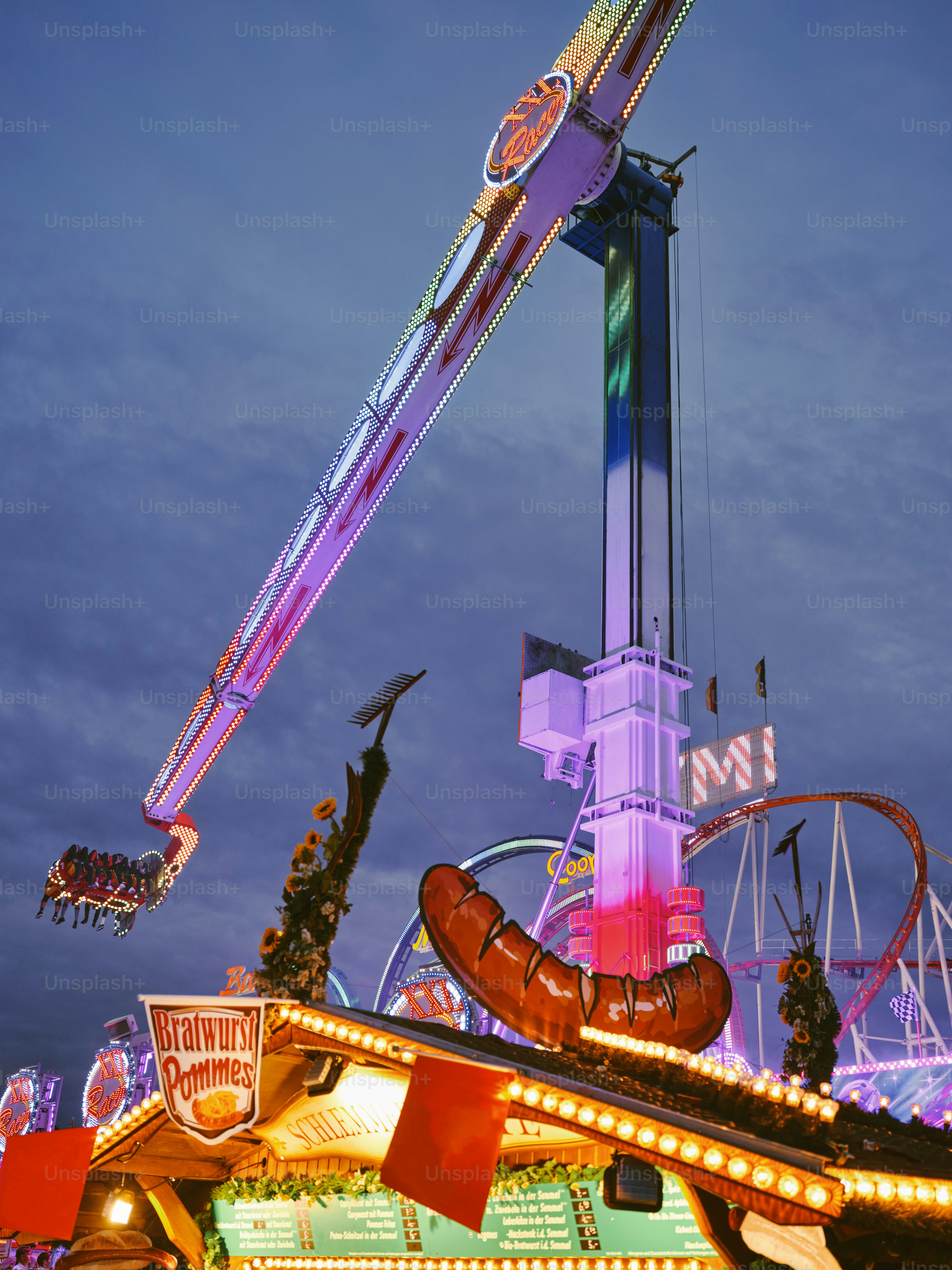 A carnival ride with people riding on it photo – Funfair Image on Unsplash