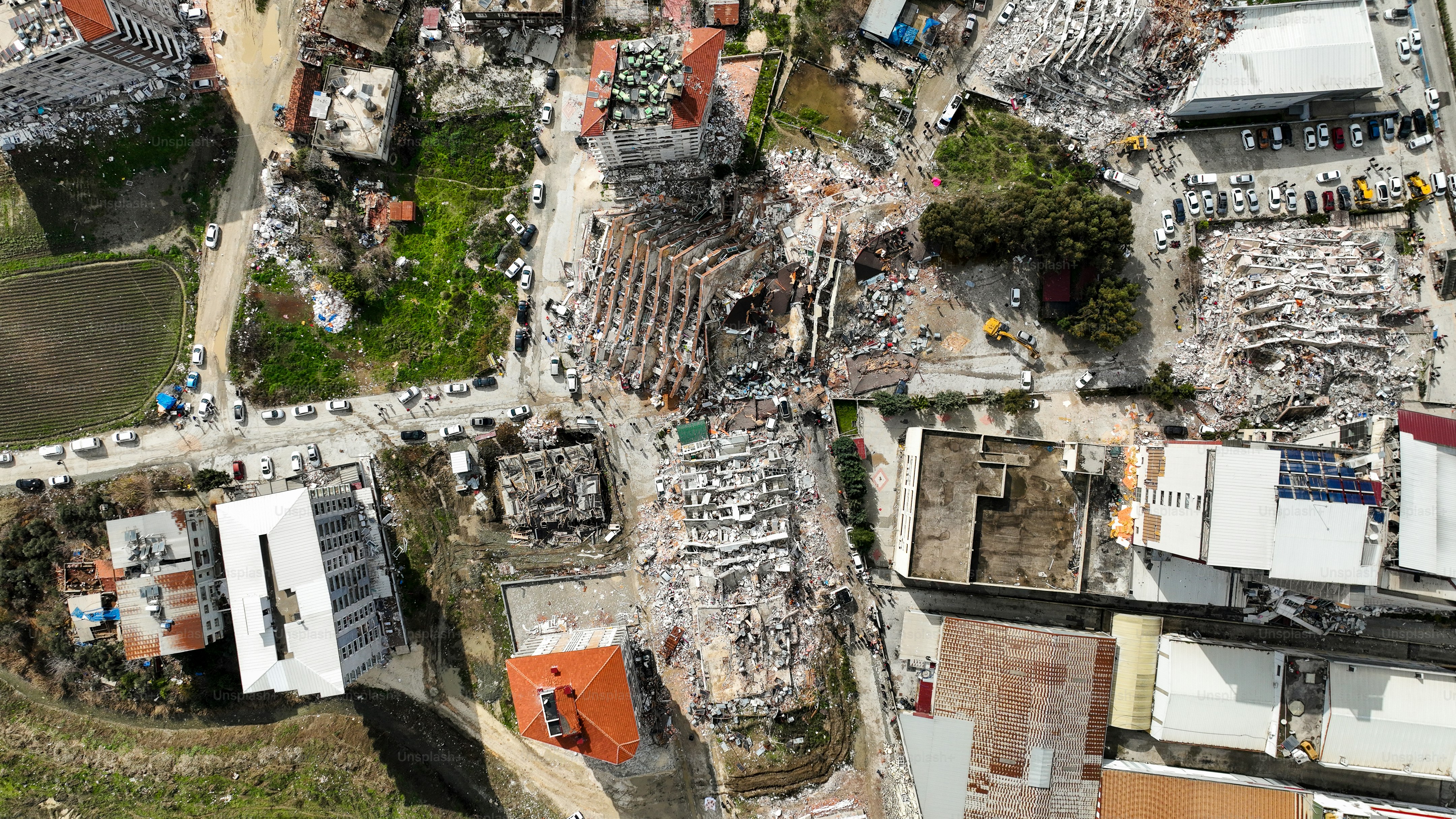 An aerial view of a city with lots of rubble photo – Earthquake Image ...