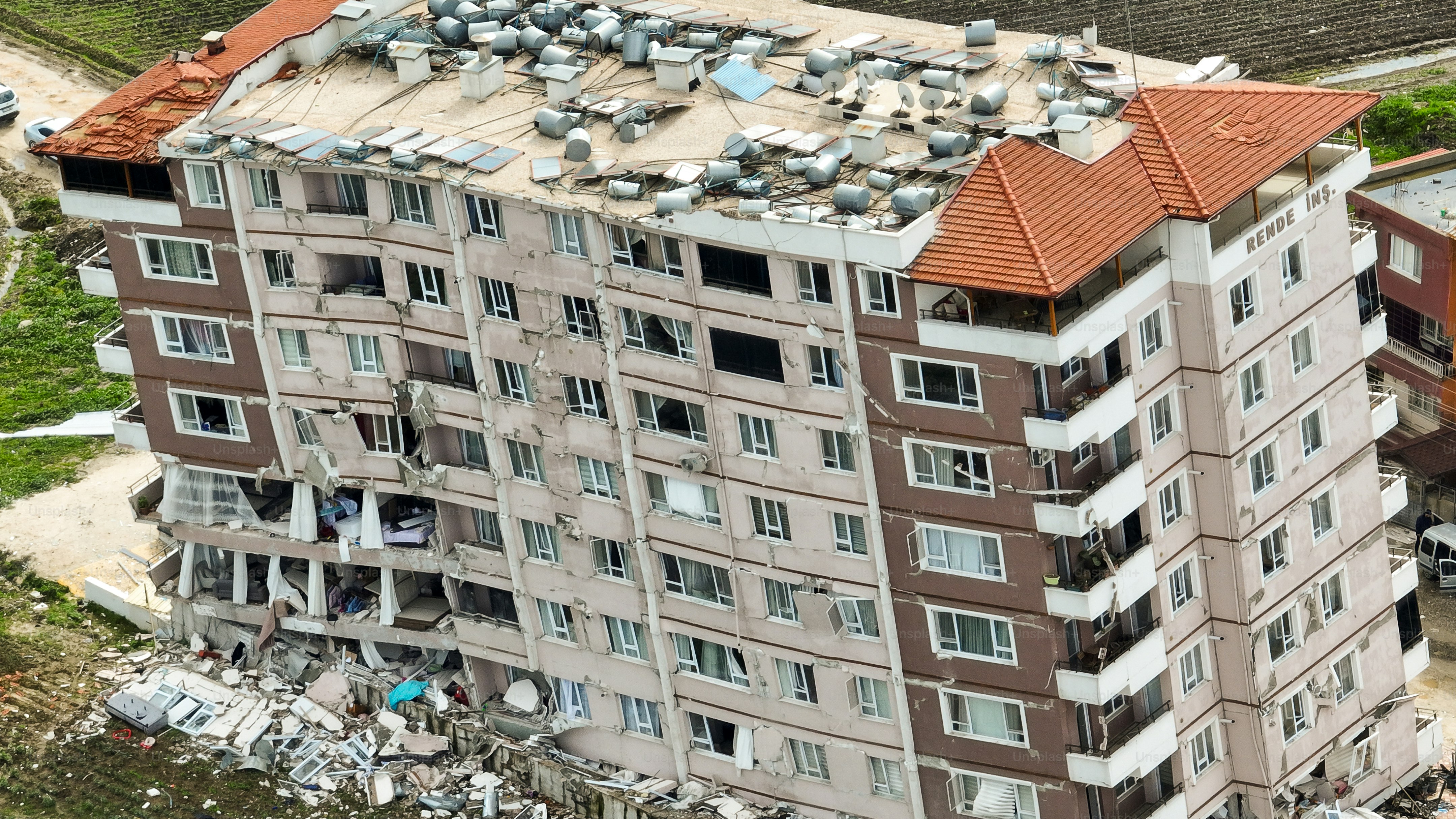 A very tall building with a bunch of windows photo – Earthquake Image ...