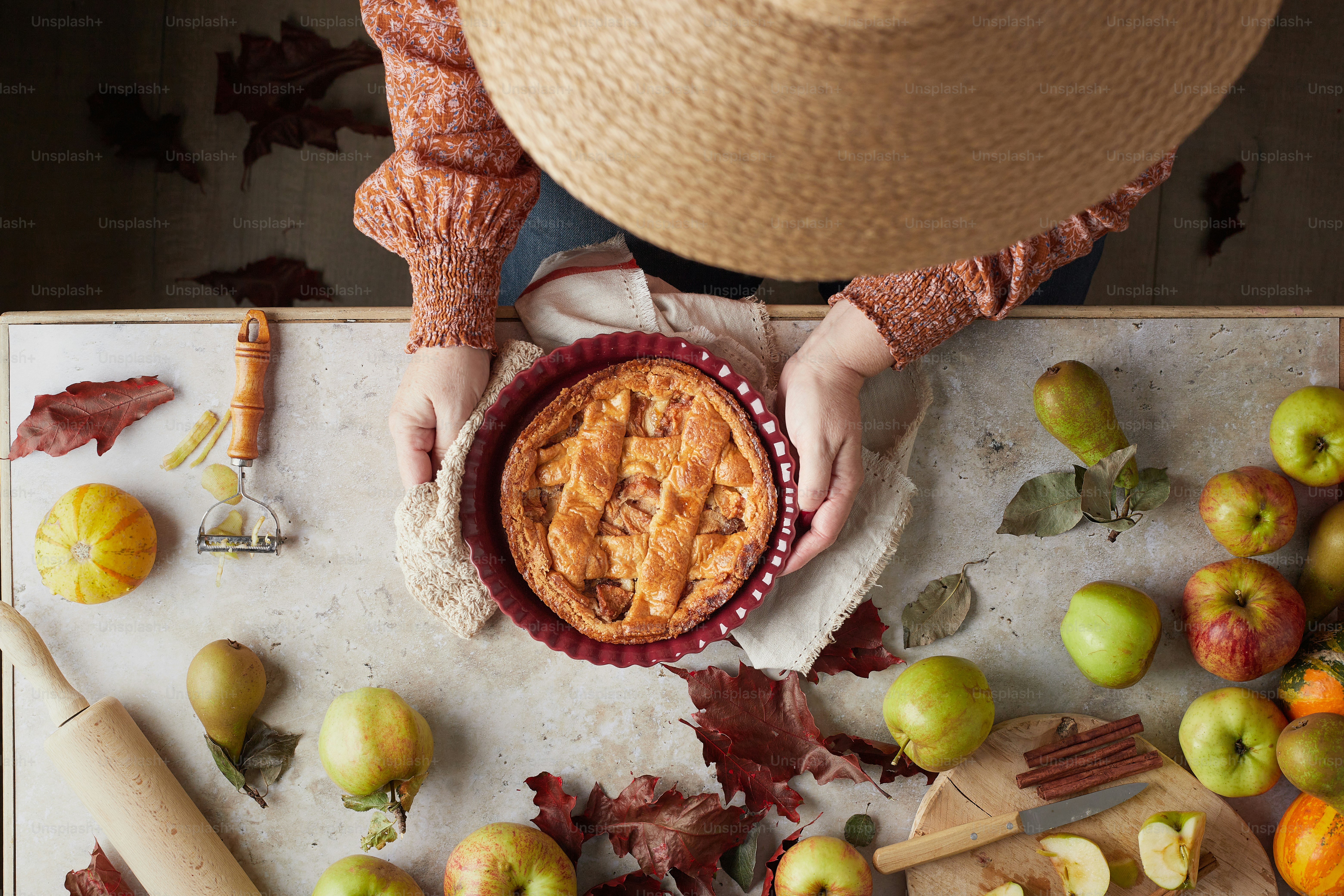 A person holding a pie on top of a table photo – Food Image on Unsplash