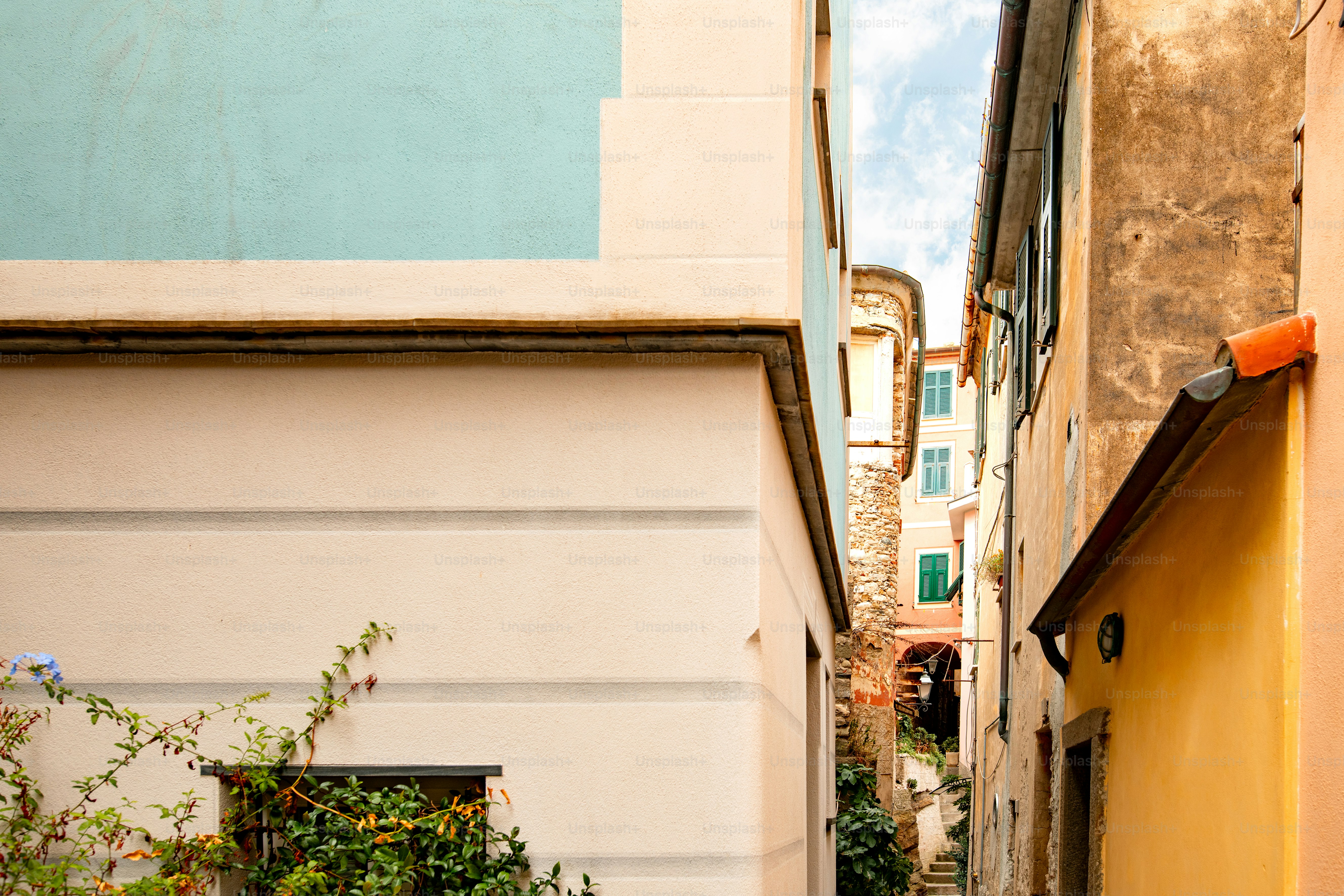 Un callejón estrecho con ropa colgada en el tendedero foto – Imagen de ...