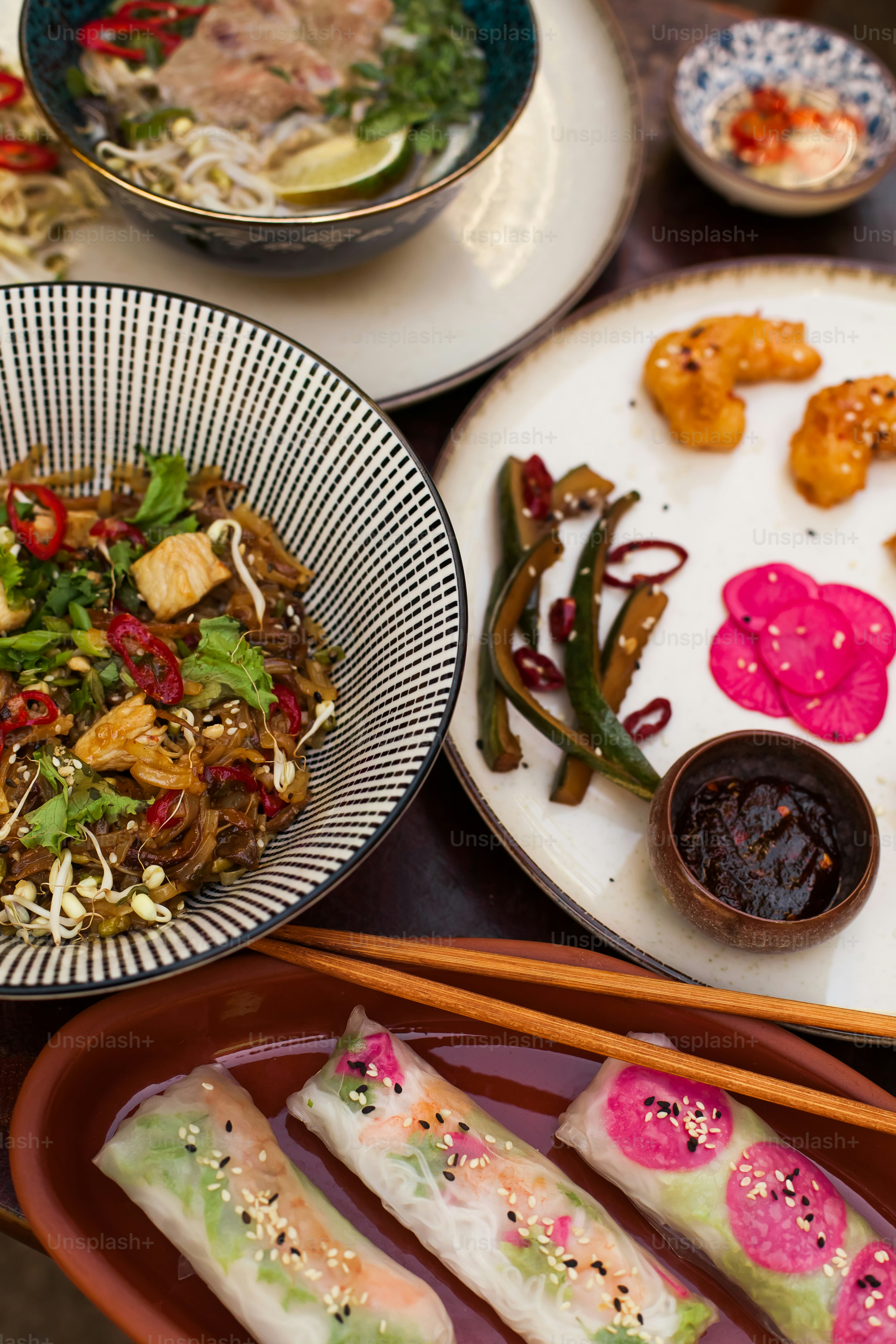 Un tavolo di legno sormontato da piatti di cibo foto – Immagine di Cibo ...