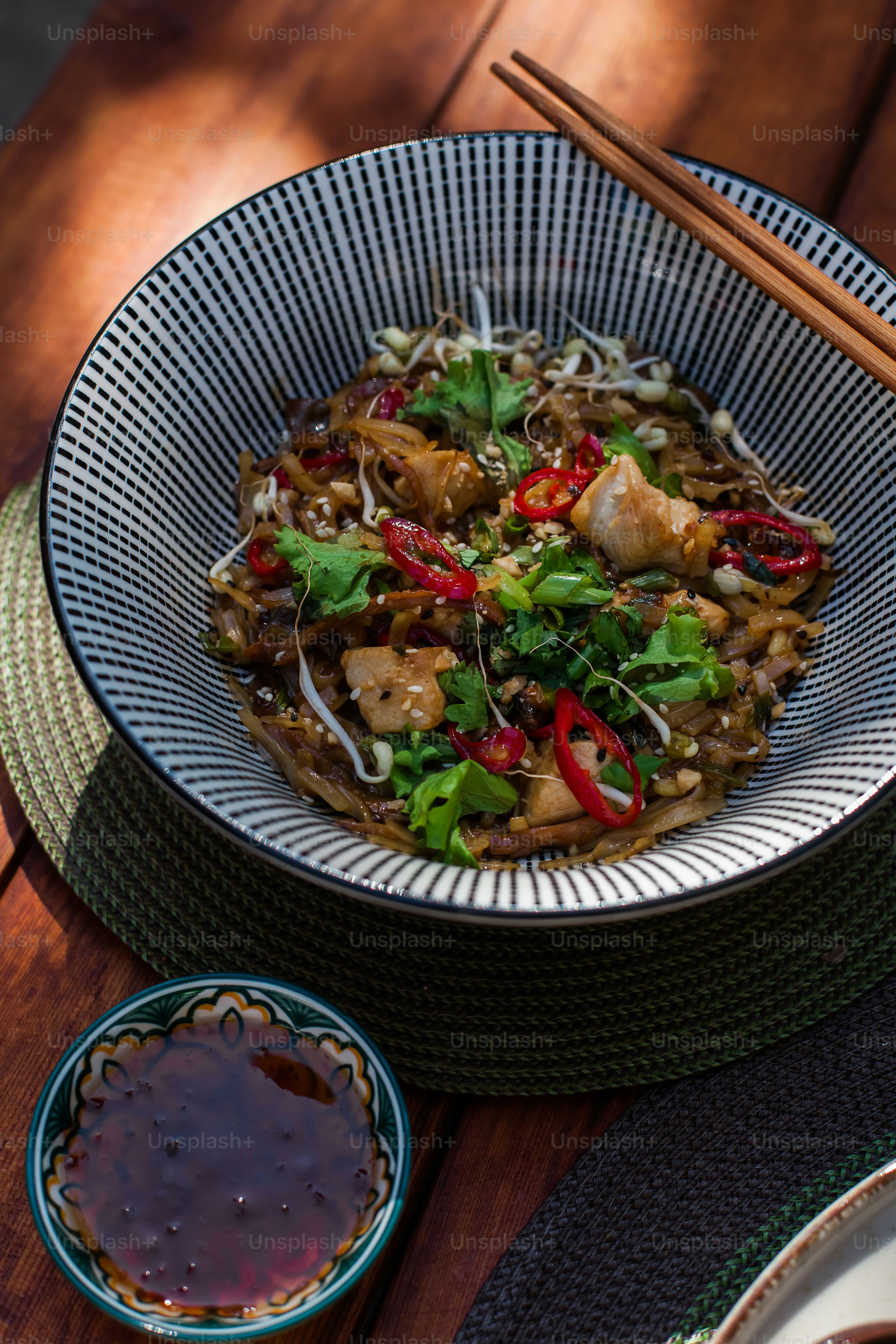 Un tazón de comida con palillos en una mesa foto – Imagen de Víveres en ...