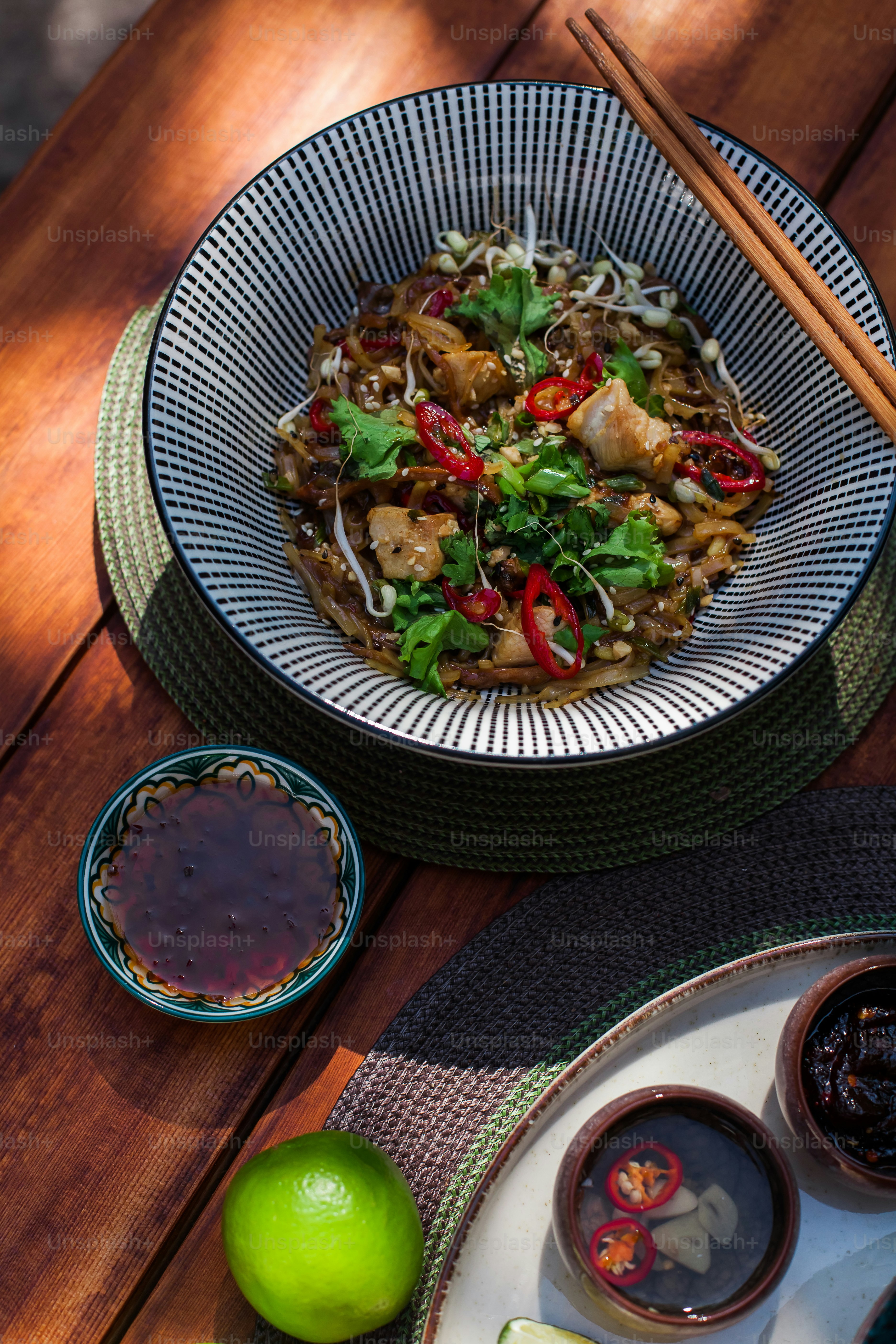 Un tazón de comida con palillos en una mesa foto – Imagen de Víveres en ...