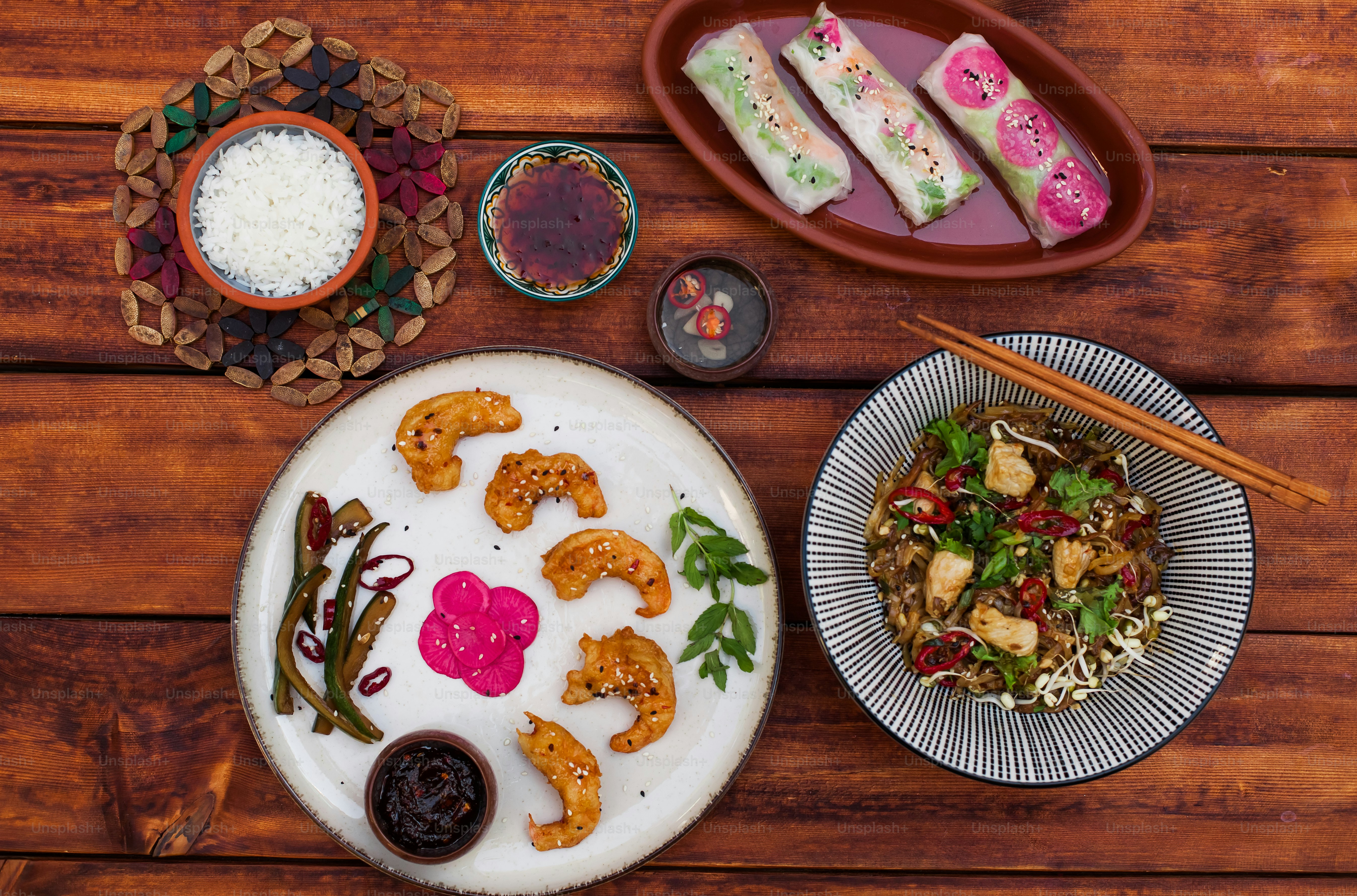 Un tazón de comida con palillos en una mesa foto – Imagen de Víveres en ...