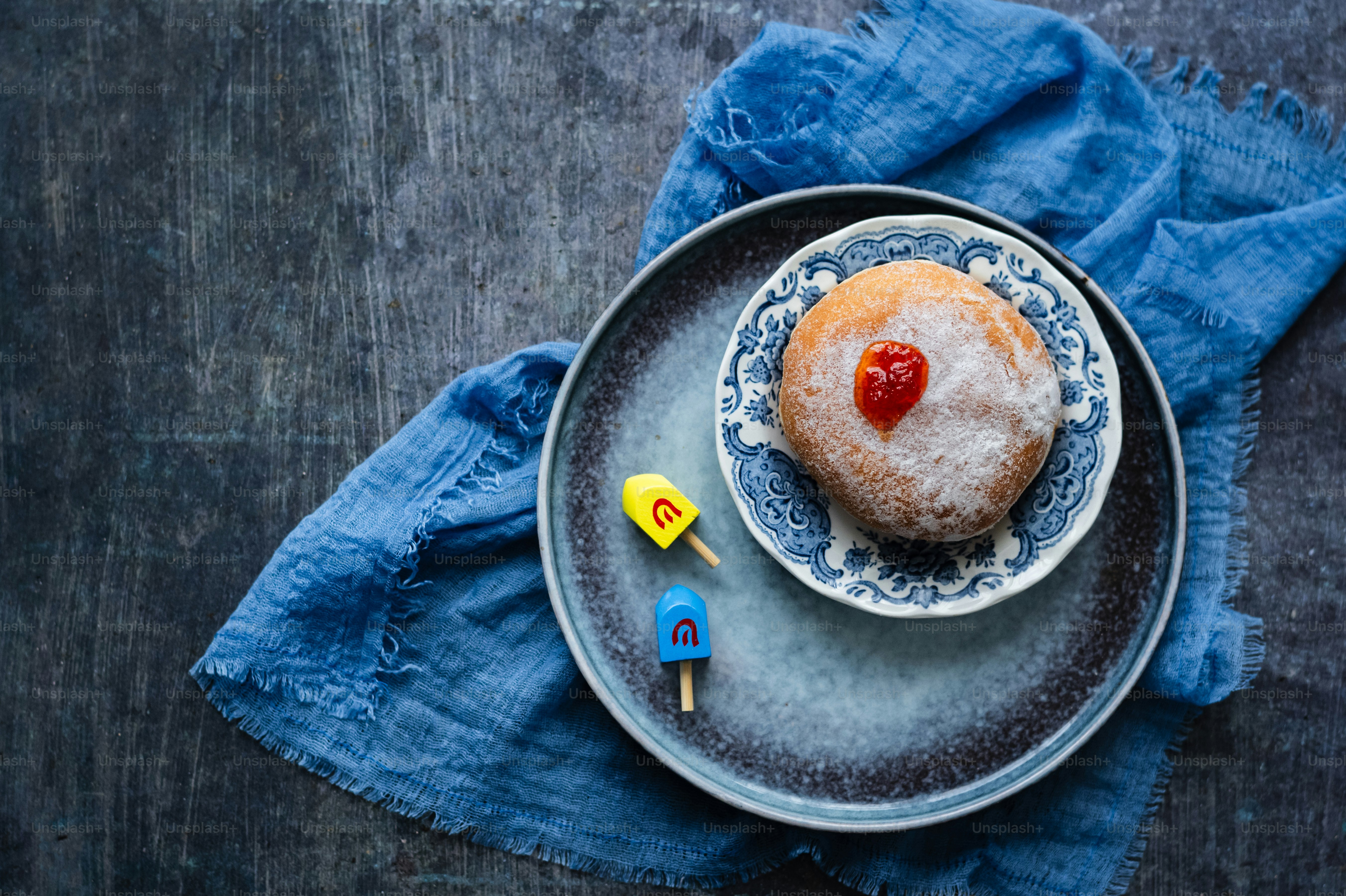 Foto Beberapa donat duduk di atas piring – Gambar Pencuci mulut di Unsplash