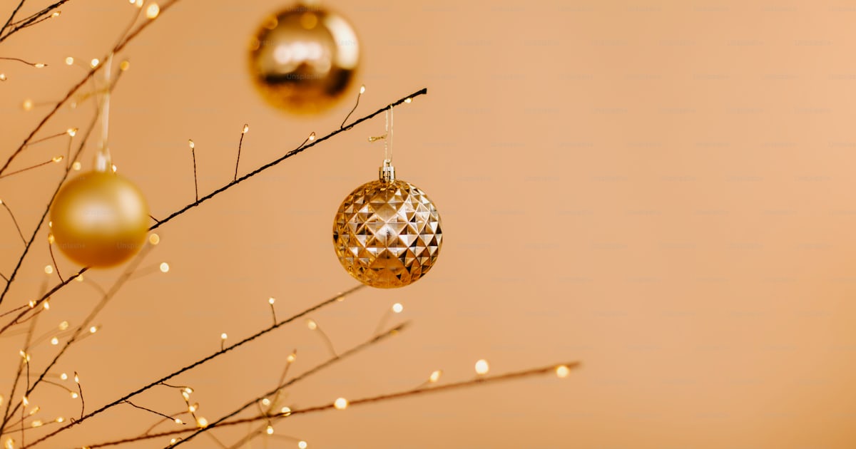 나뭇가지에 장식품이 매달려 있는 나무 사진 Unsplash의 Chrstmas 배경 이미지